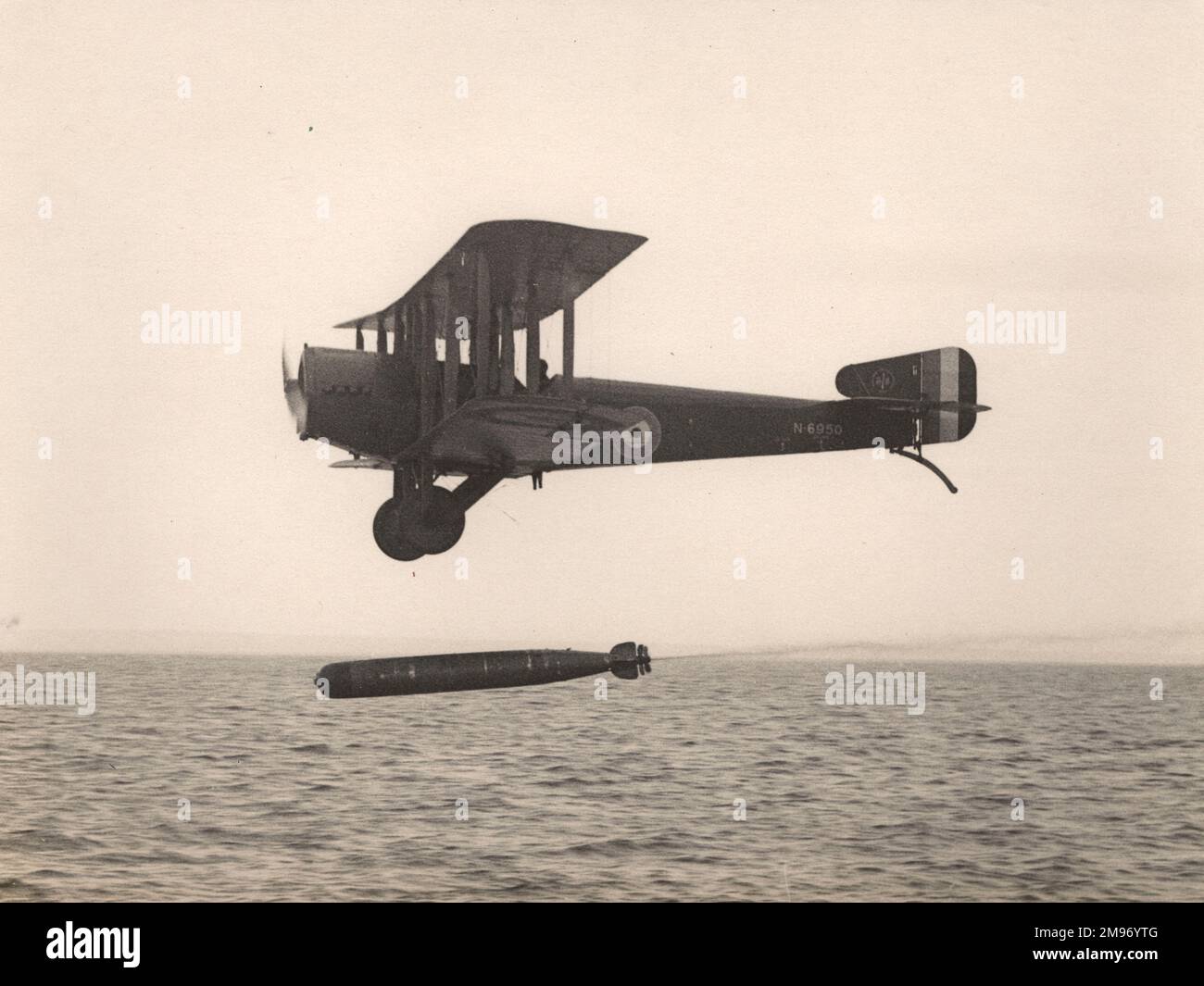 Sopwith Cuckoo, N6950, dropping a MkIX torpedo Stock Photo - Alamy