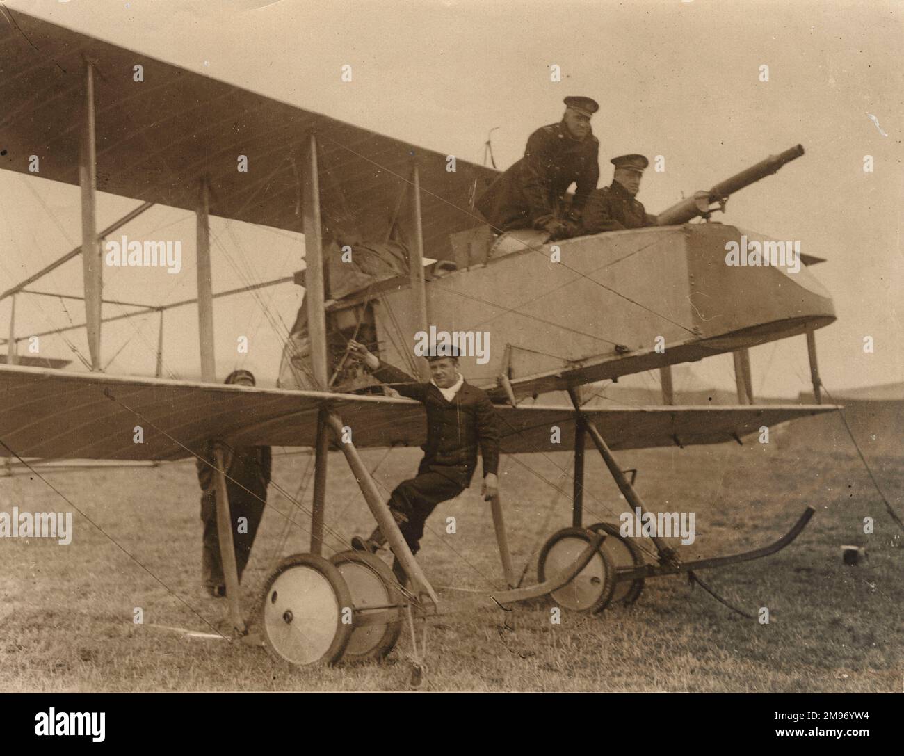 Sopwith Gun Bus, Lts W. Hayland Wilson and ‘Sunshine’ Rainey near ...