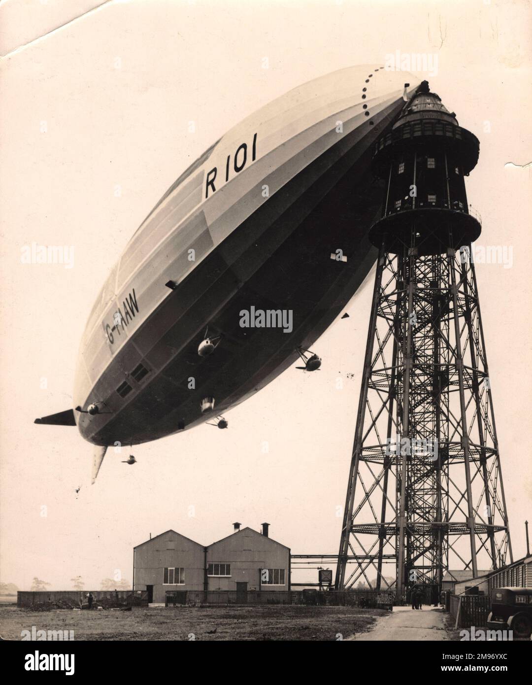 Airship r101 hi-res stock photography and images - Alamy