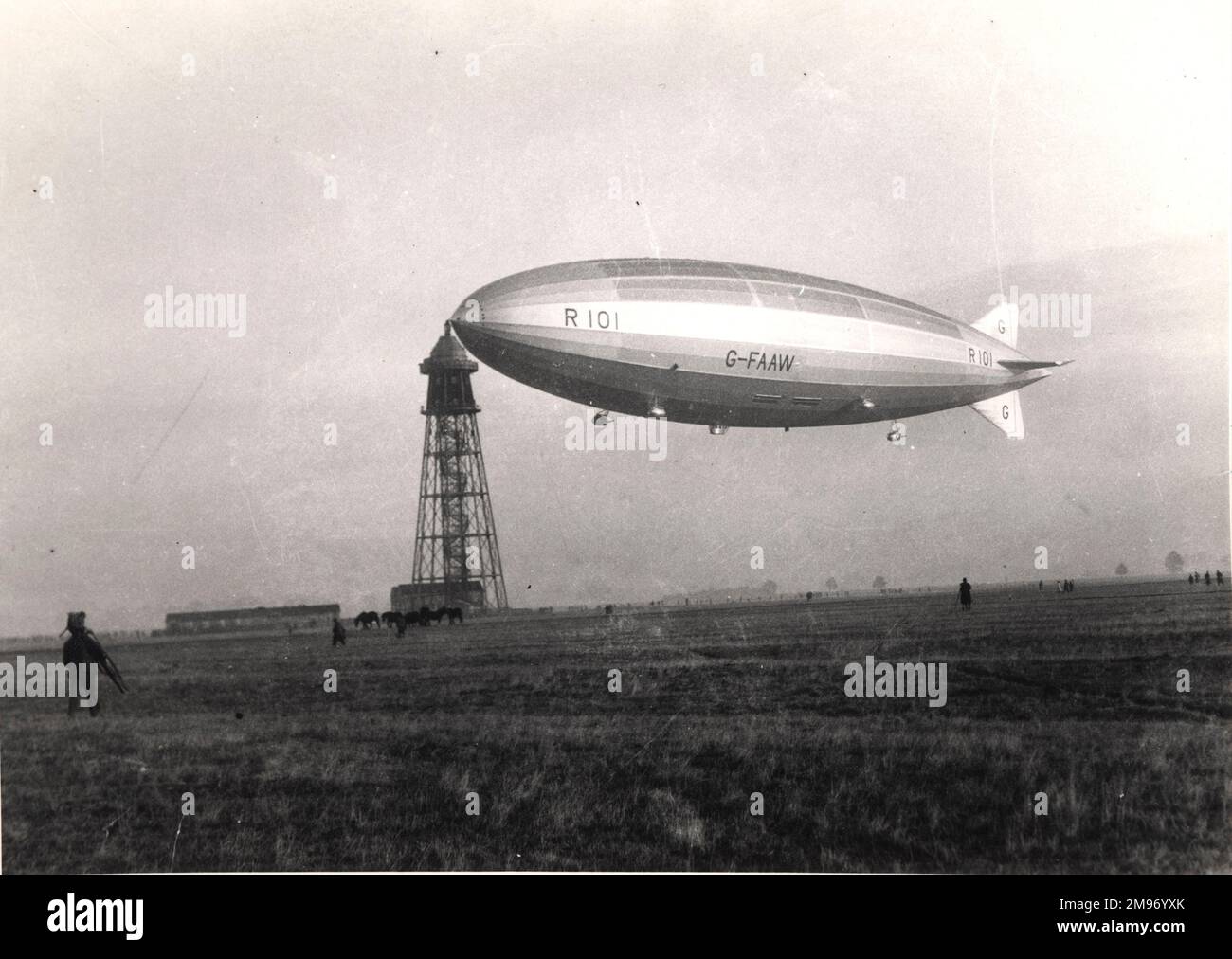 Airship R101 at its mooring mast at Cardington Stock Photo - Alamy