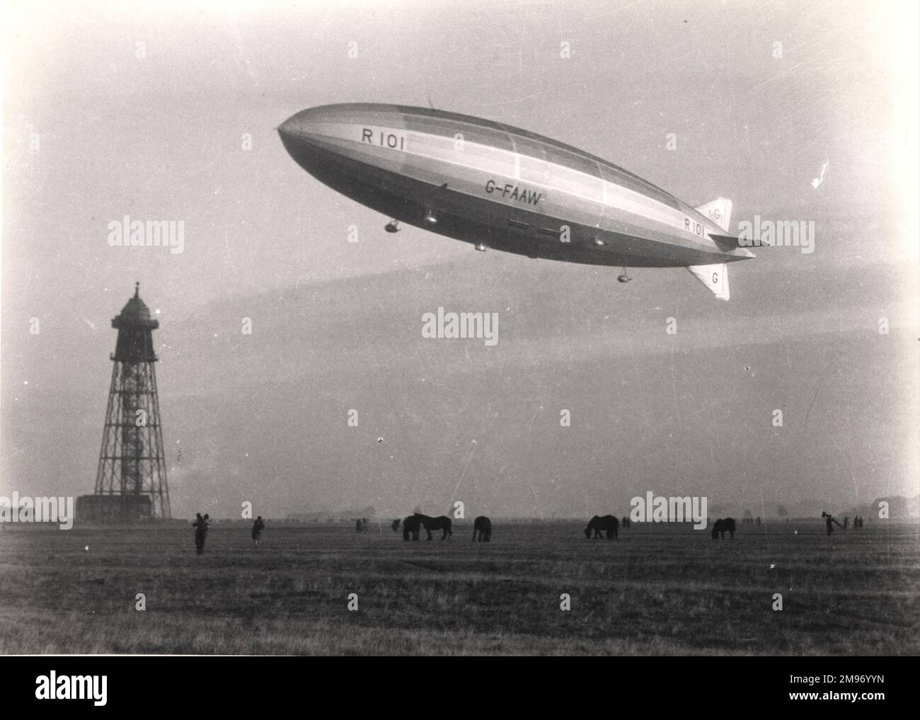 Airship R101 at alongside its mooring mast at Cardington Stock Photo ...