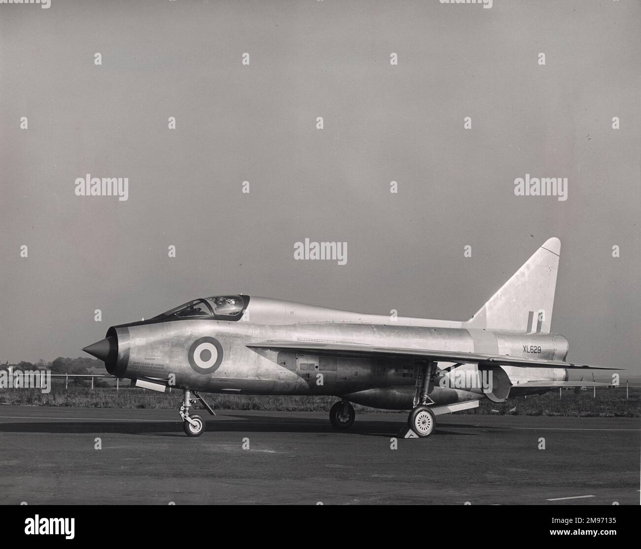 Aircraft english electric lightning t4 hi-res stock photography and ...