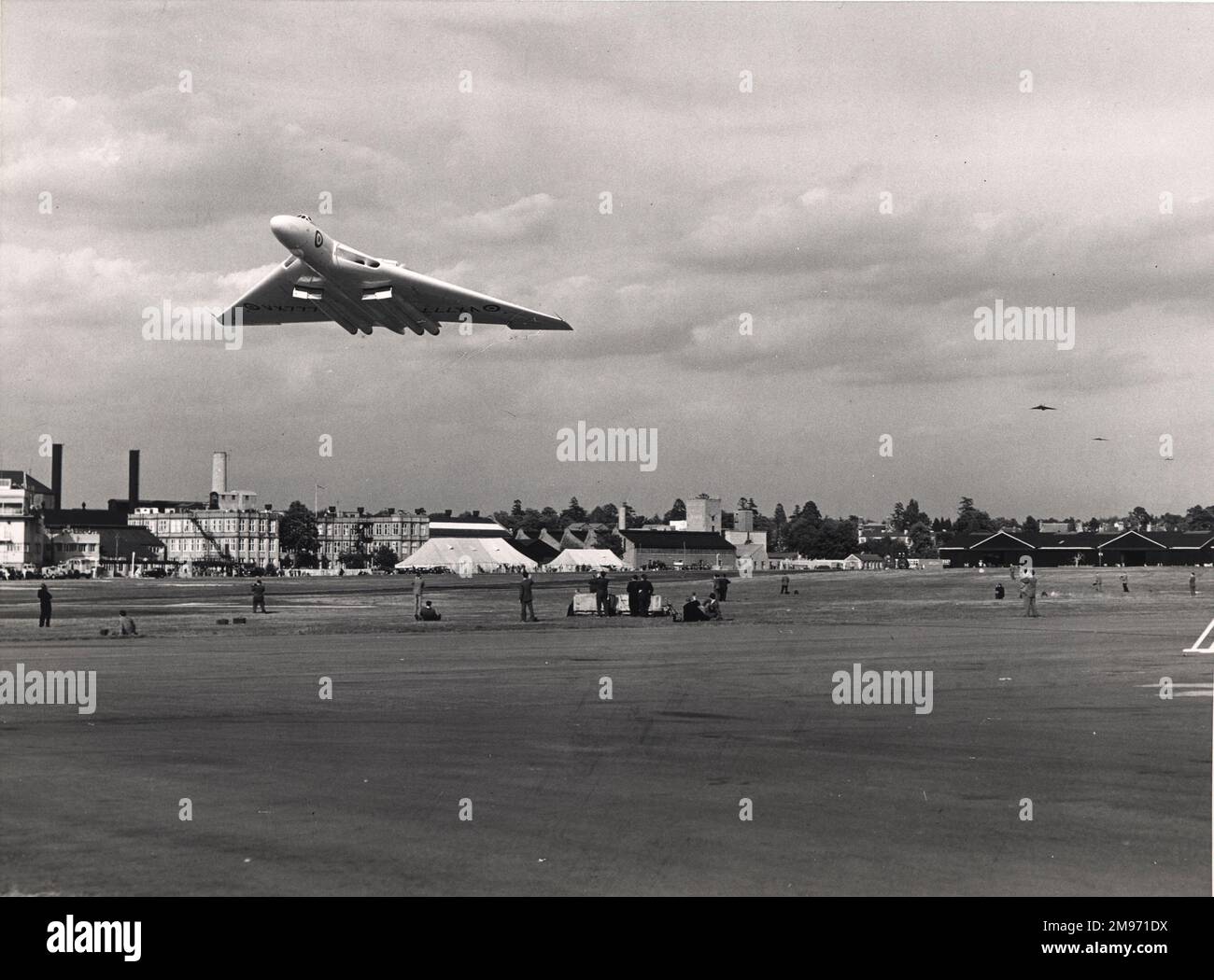 The second prototype Avro Vulcan, VX777, flying at Farnborough Stock ...