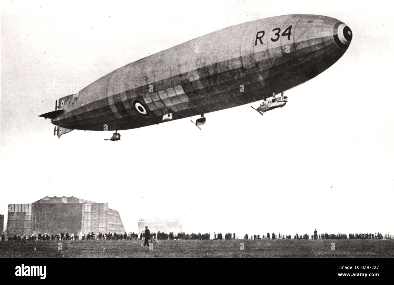 R34 airship in flight Stock Photo - Alamy