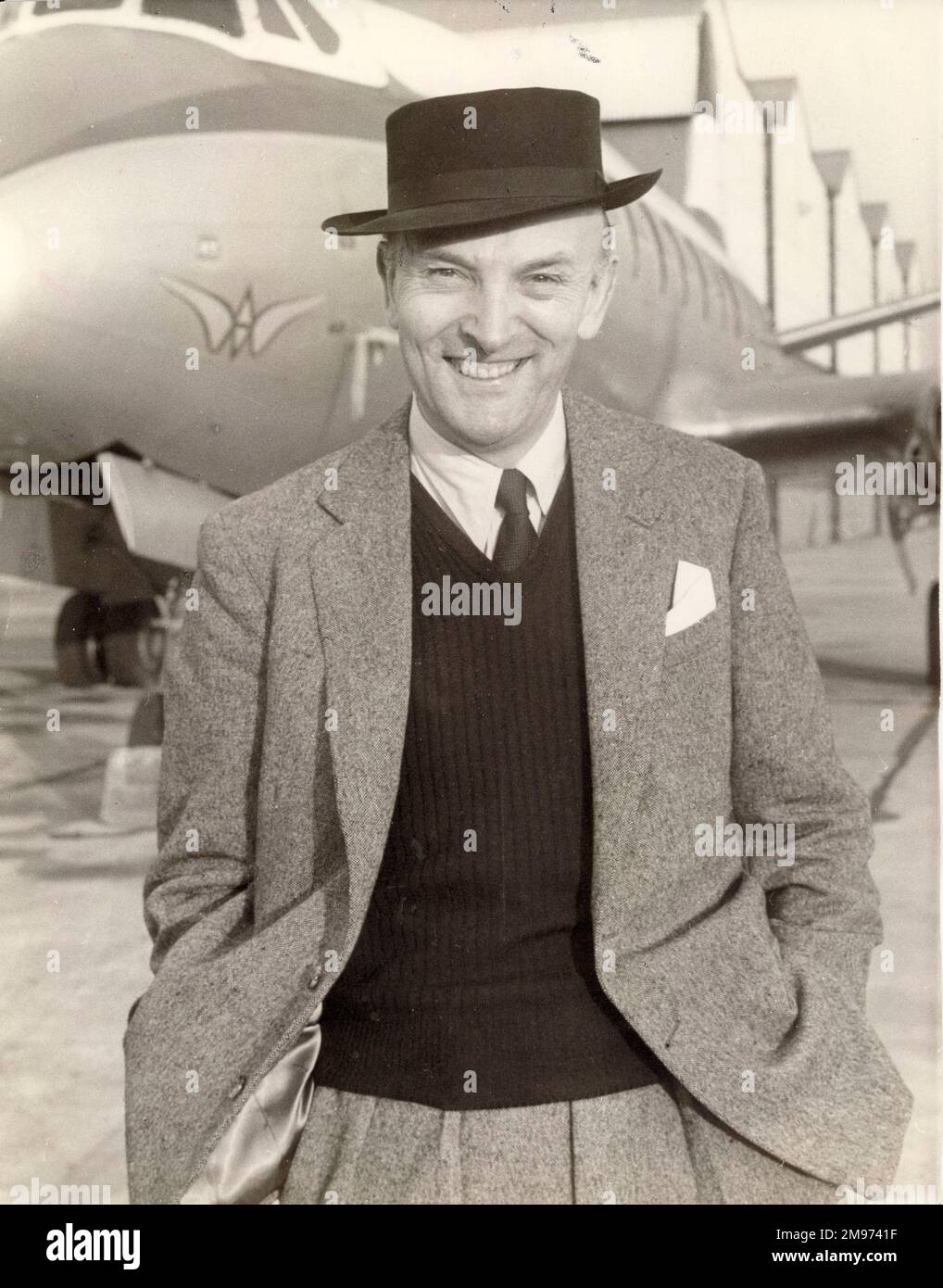 Sir George Edwards in front of a Vickers Viscount in 1960 Stock Photo ...