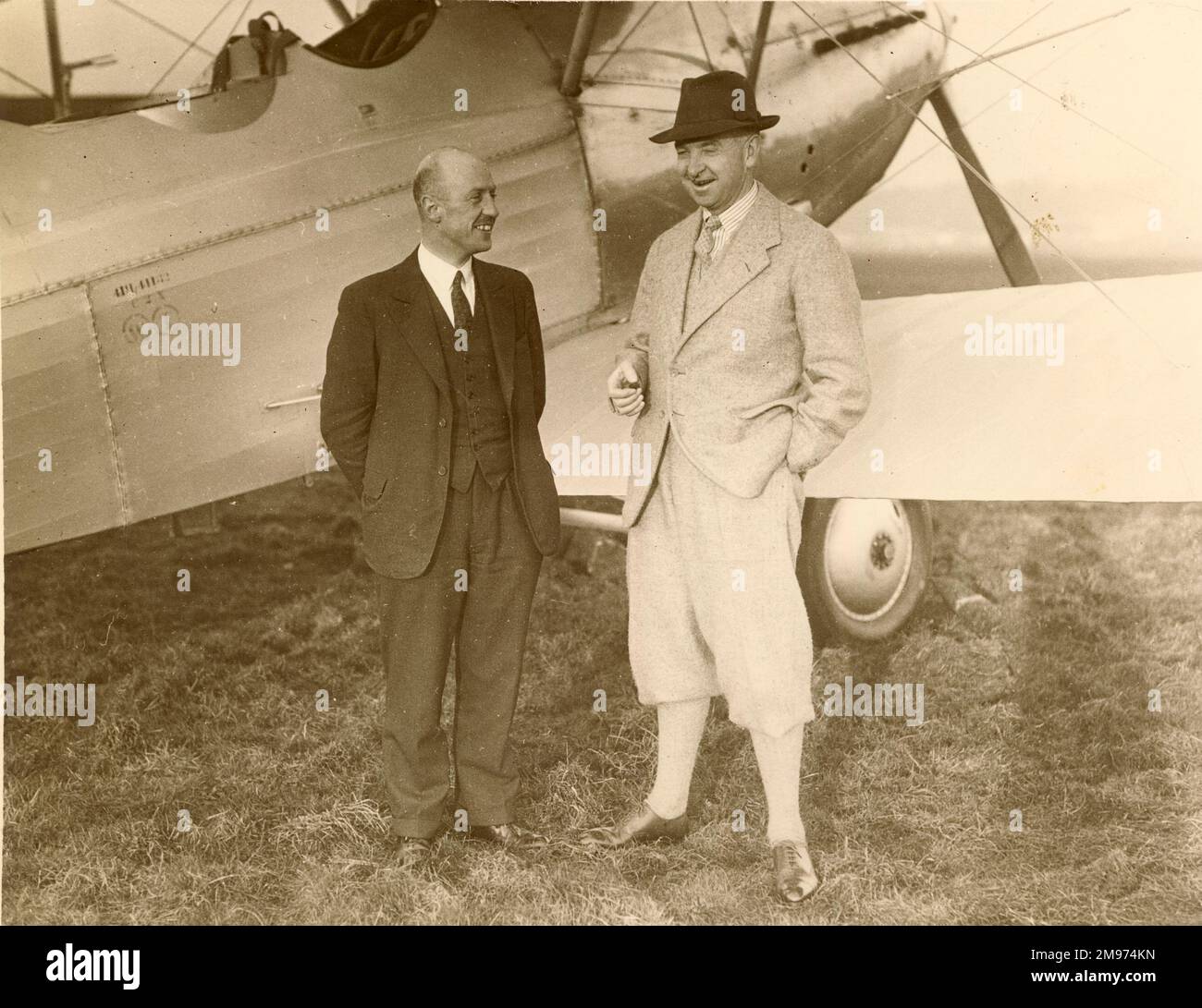 P.W.S. Bulman (left) talks to T.O.M. Sopwith Stock Photo - Alamy
