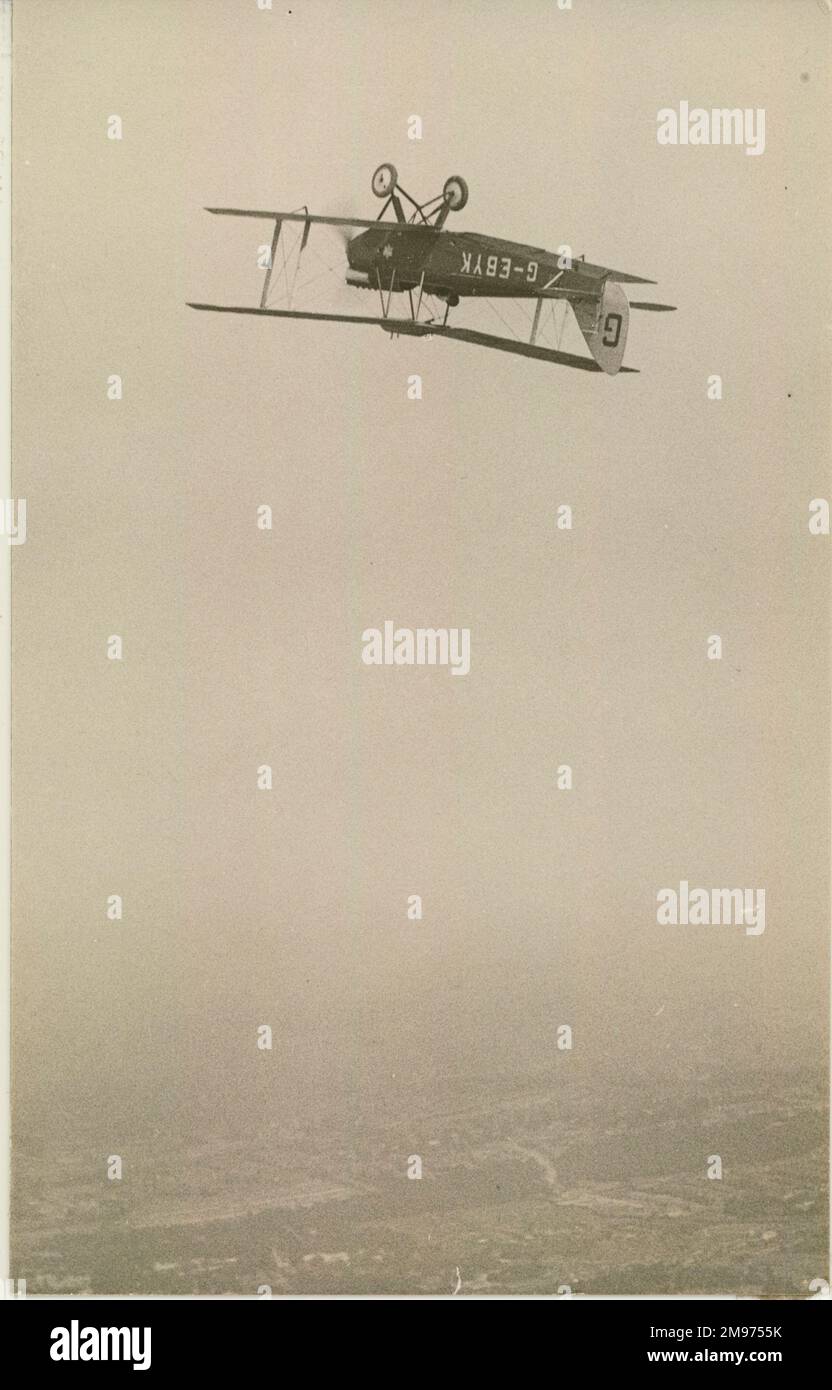 Captain H.S. Broad flying inverted over London in de Havilland DH60G ...