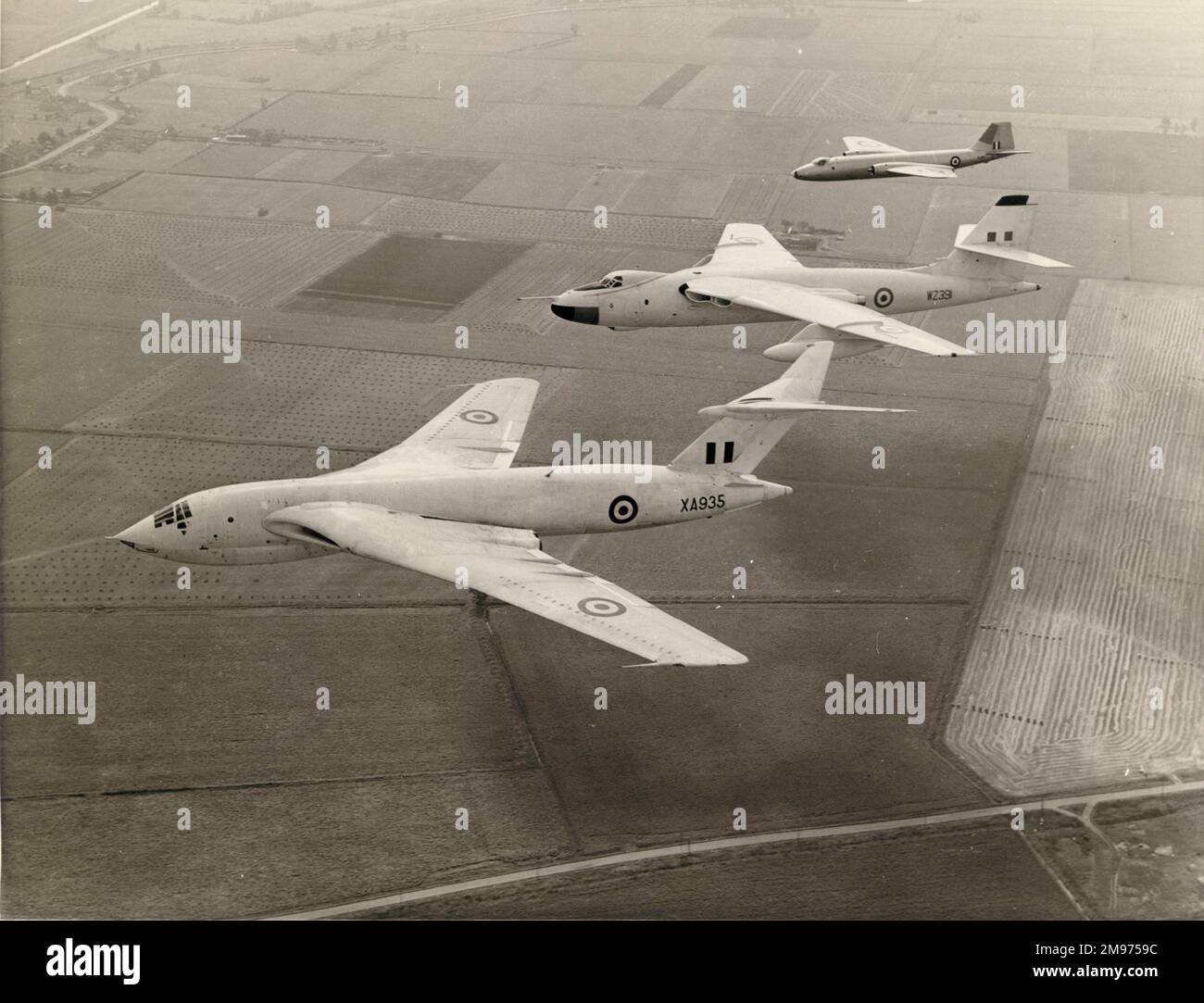 Handley Page Victor B1, XA935; Vickers Valiant B1, WZ391 and English ...