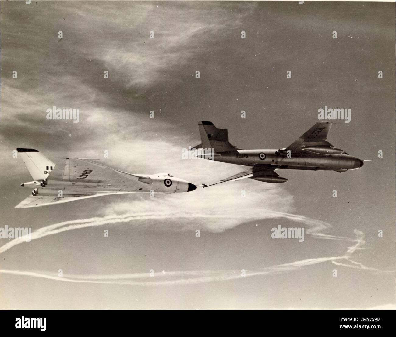 Vickers Valiant B(PR)K1, WZ376, refuels Avro Vulcan B1, XH478 Stock ...