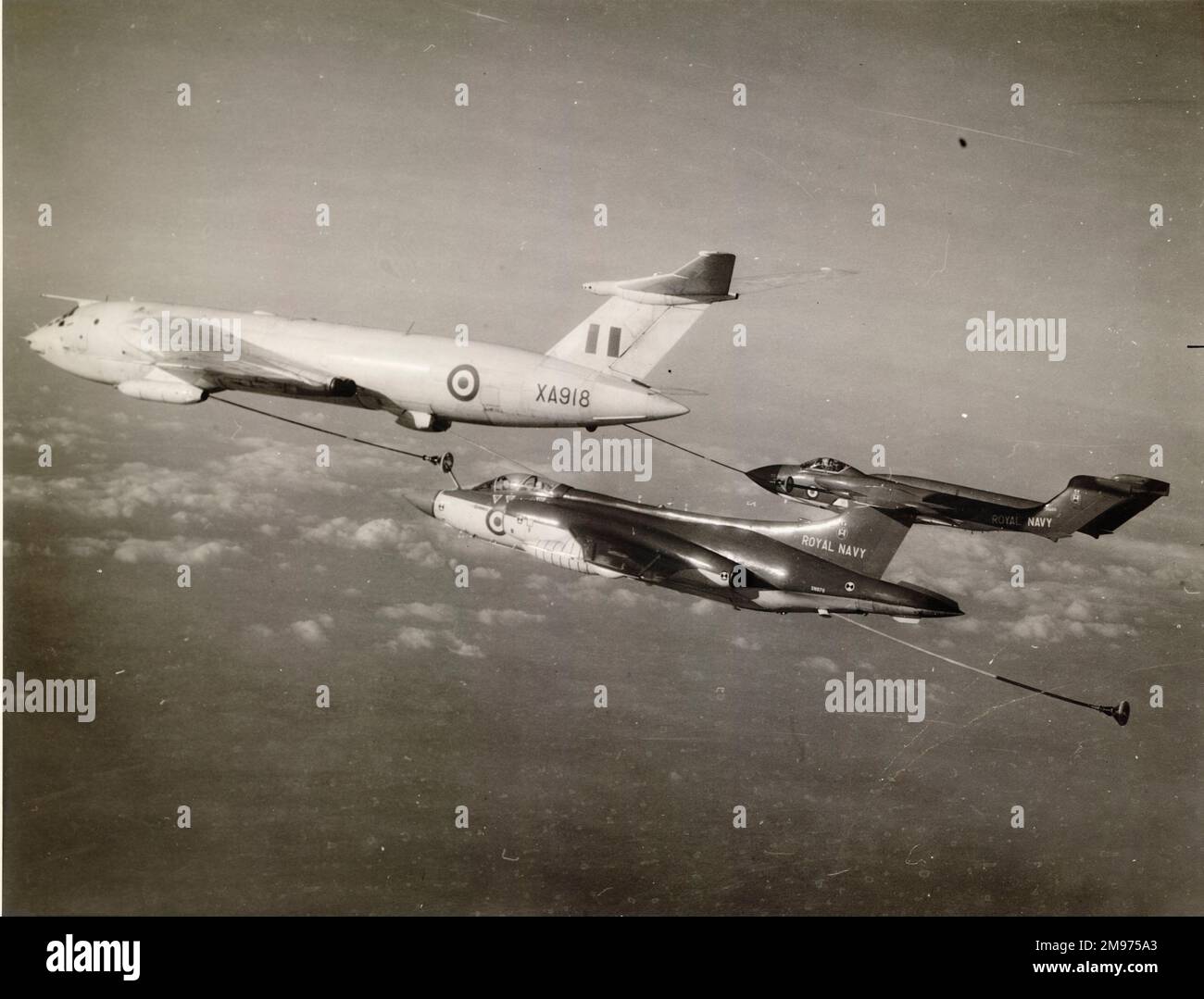 Handley Page Victor K1, XA918, refuels a Blackburn Buccaneer S2, XN976 ...