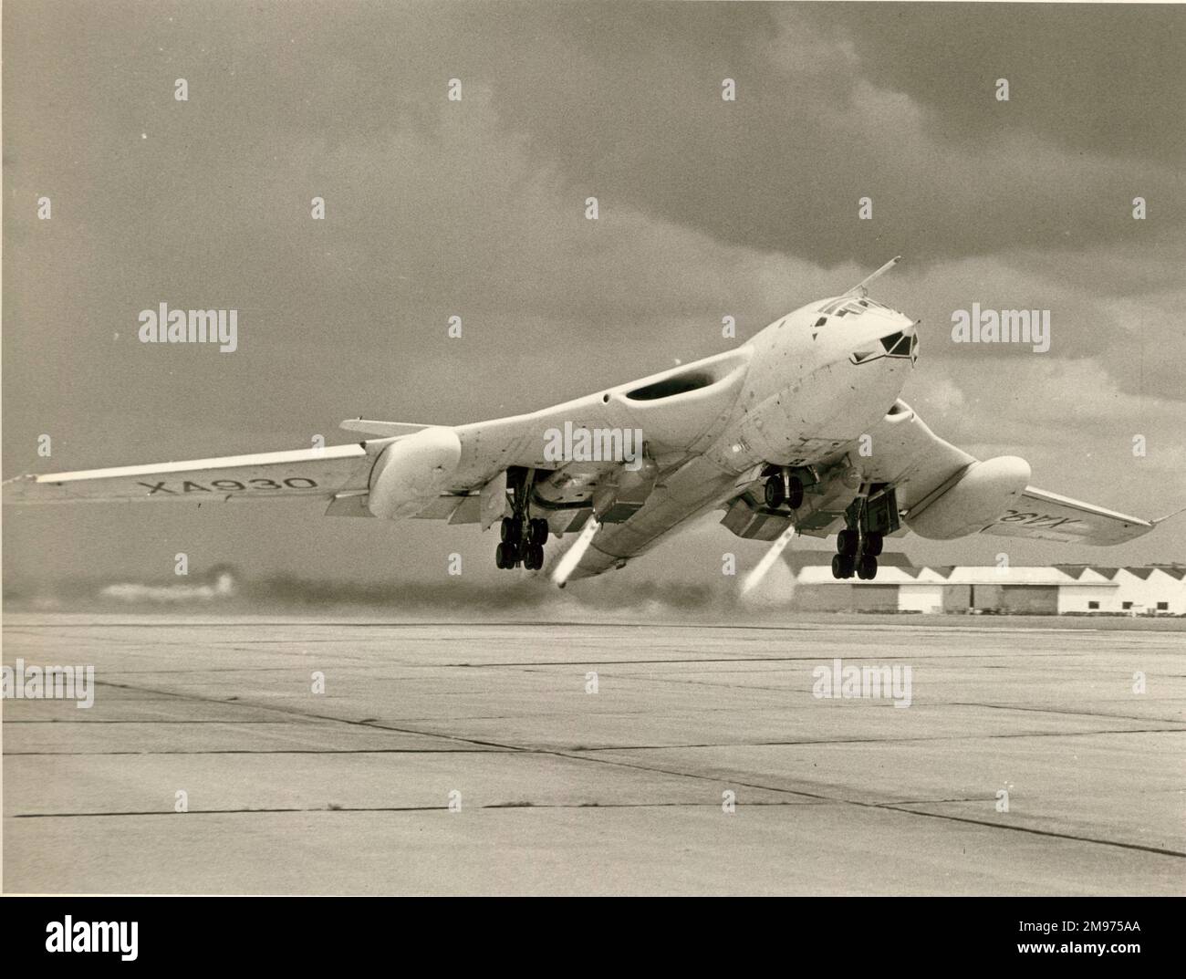 Handley Page Victor B1, XA930, taking off from Hatfield on 14 July 1960 ...