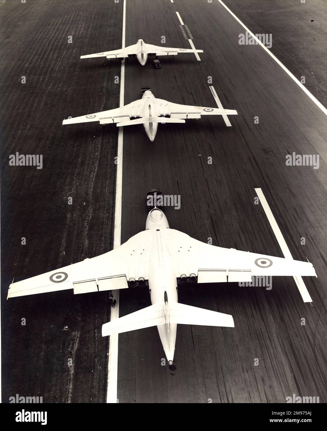 Airplanes runway hi-res stock photography and images - Alamy