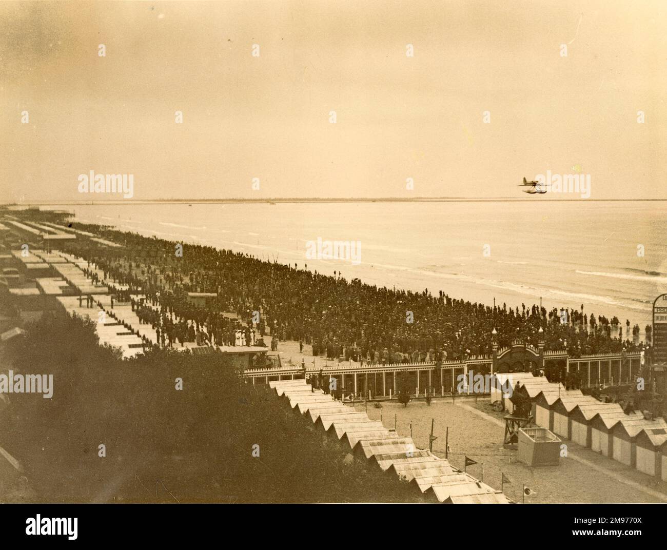 A Supermarine S5 during the 1927 Schneider Trophy race in front of the ...