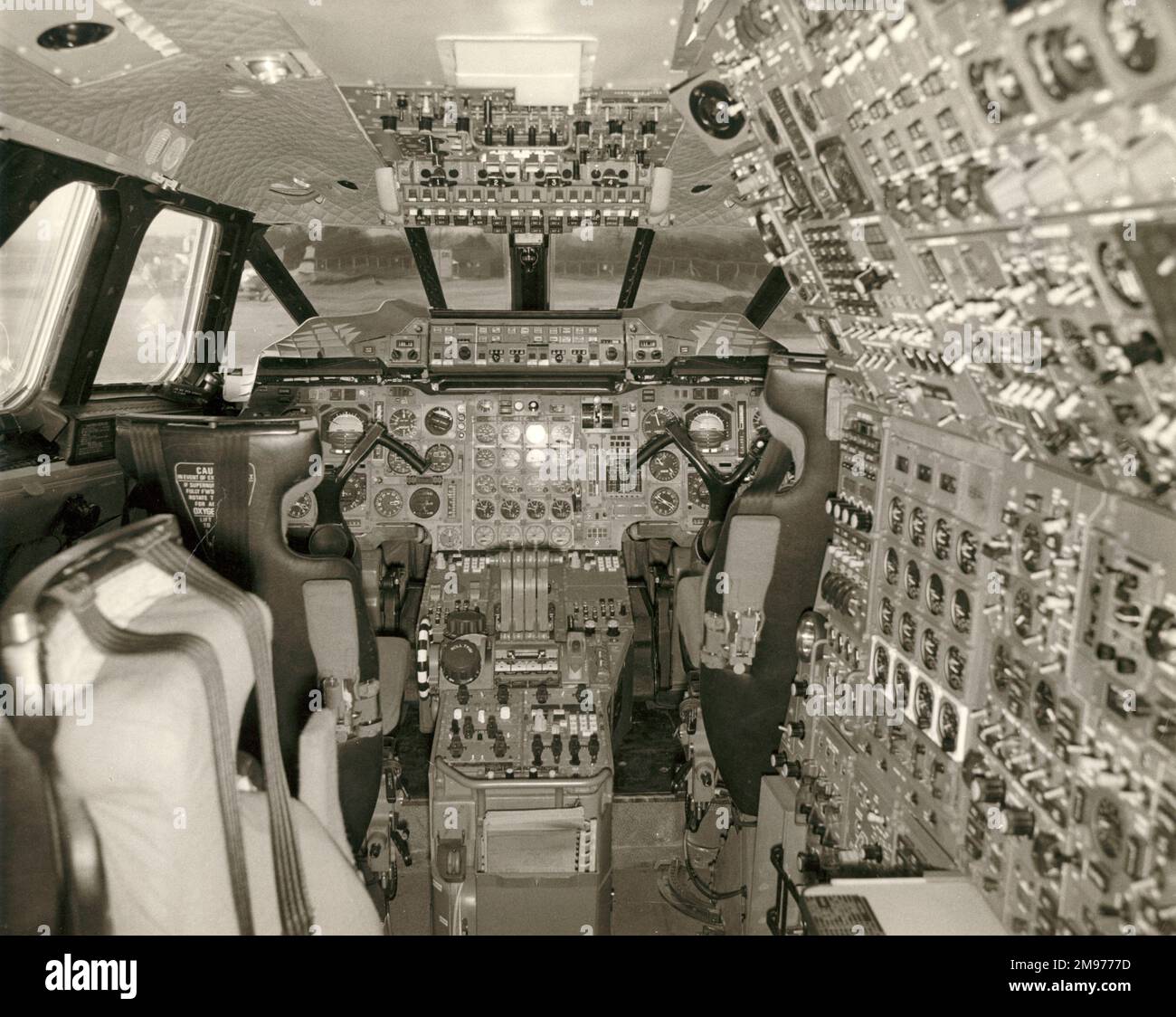 Flightdeck hi-res stock photography and images - Alamy