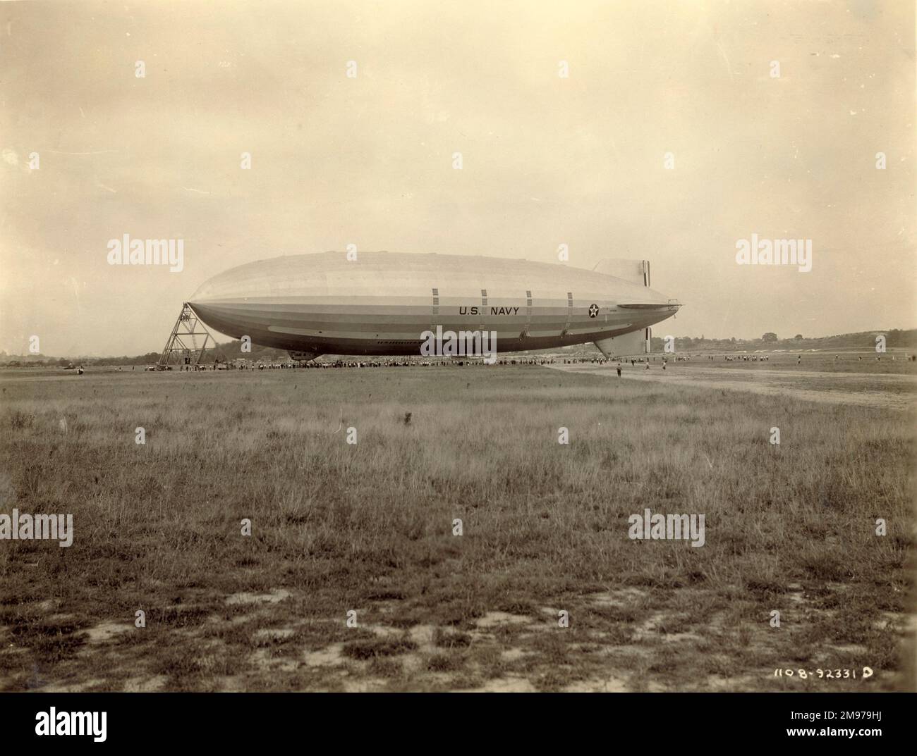 The US Navy airship ZRS-4 Akron in moored on its mobile mast Stock ...