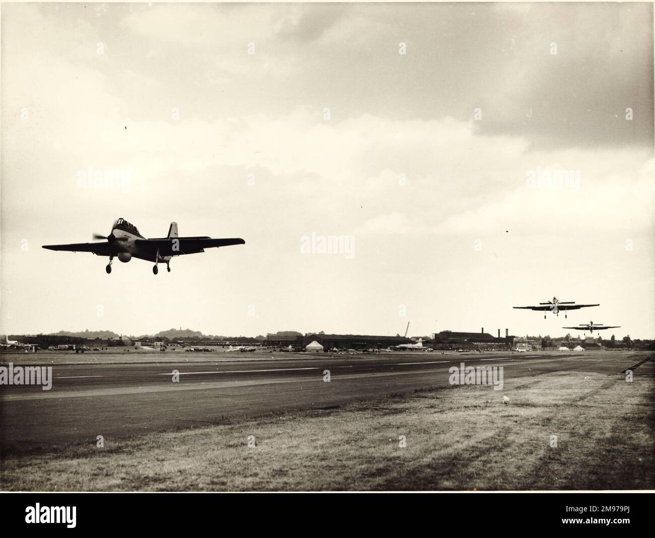 Short take off hi-res stock photography and images - Alamy