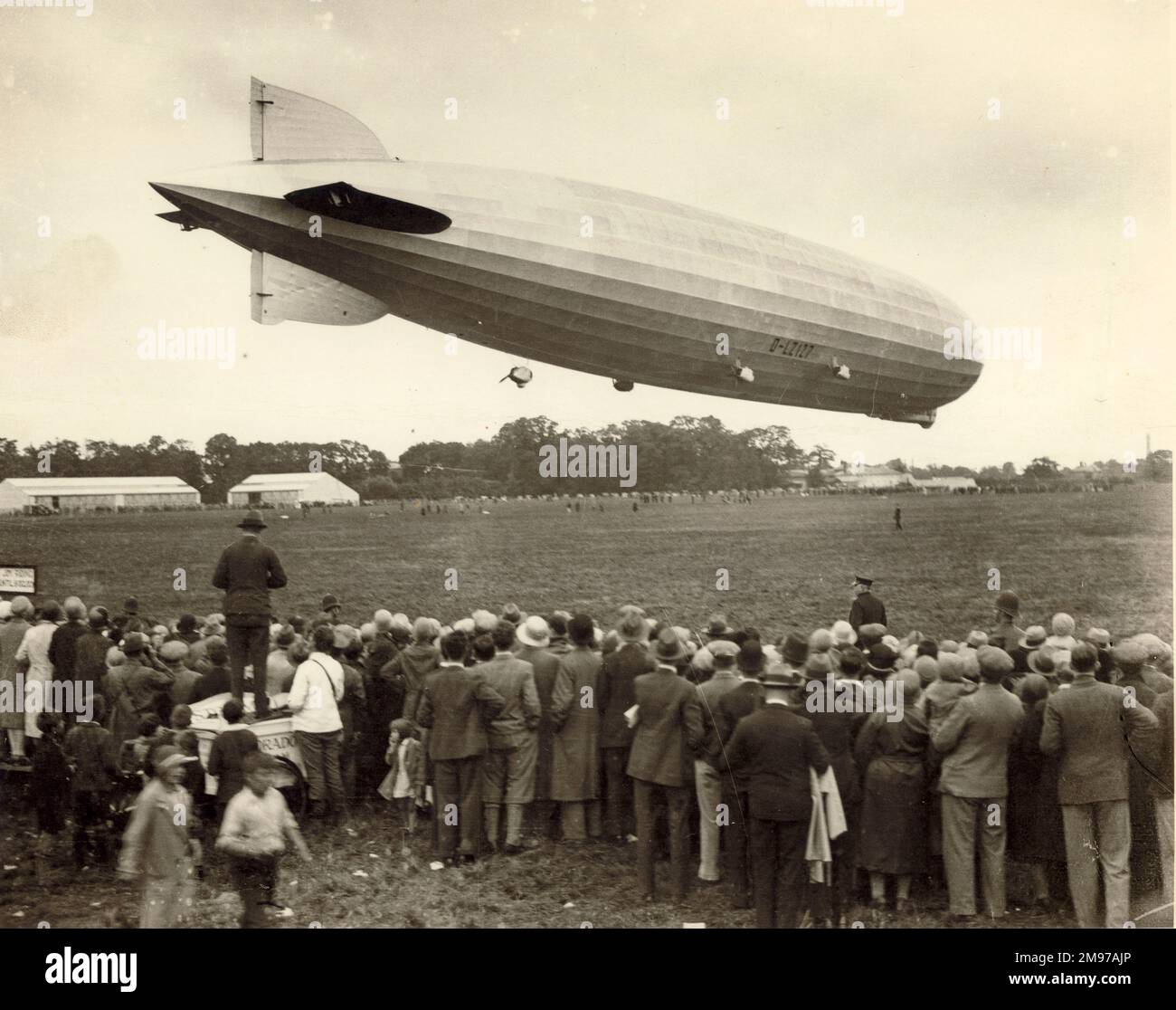 The Graf Zeppelin, LZ 127, landing at Hanworth Aero Park from Germany, 18 August 1931 Stock ...