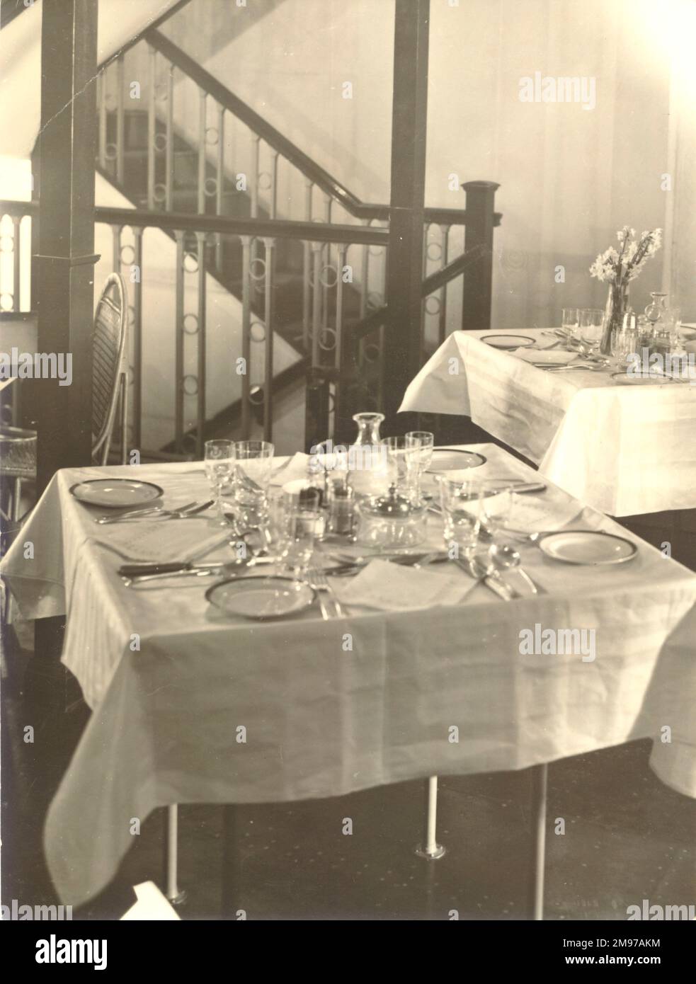 Part of the dining room aboard the HMA R100 Stock Photo - Alamy