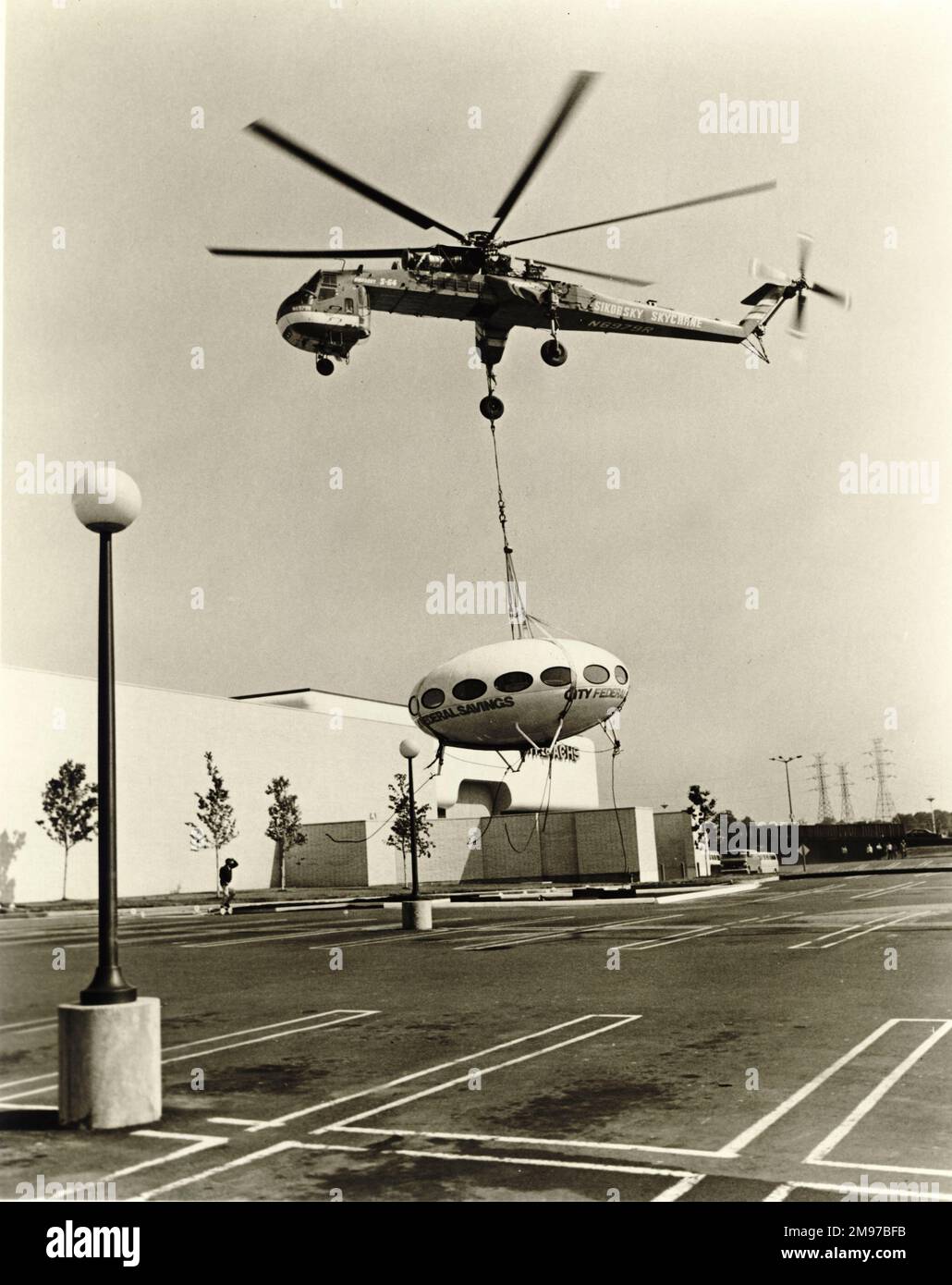 Sikorsky S-64E Skycrane, N6979R, delivers a ‘space bank’ weighing 13 ...