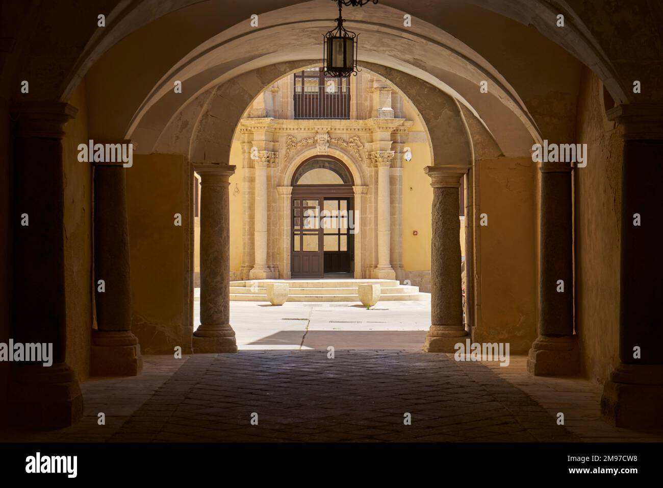 Vaulted arches, courtyard, Piazza Duomo, Syracuse, Sicily Stock Photo ...