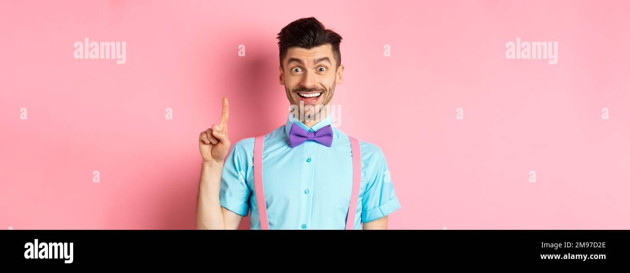 Cheerful caucasian man pitching an idea, raising finger in eureka ...
