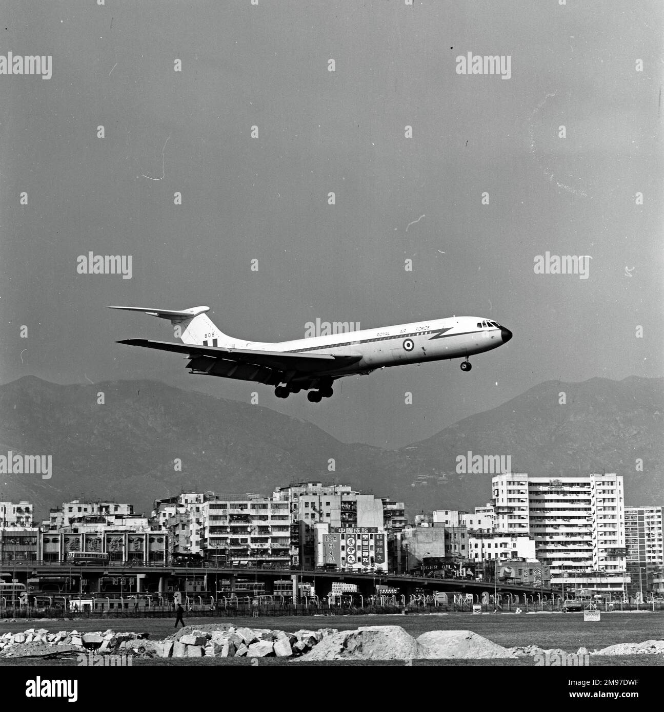 Vickers VC10 C1 XR808 of 10 Squadron RAF Transport Command landing at ...