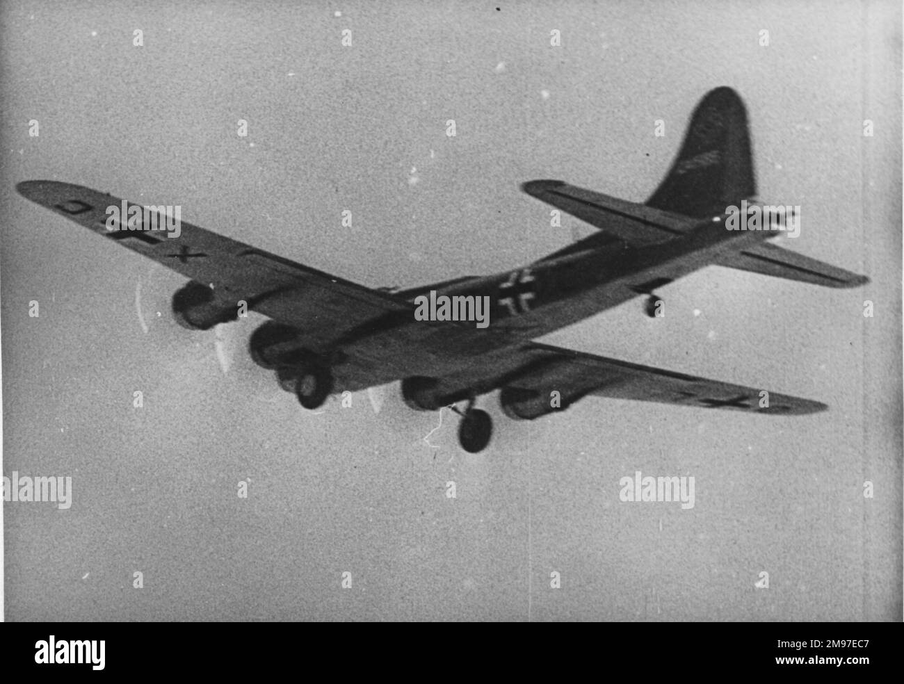 Boeing B-17F captured, flying Stock Photo - Alamy