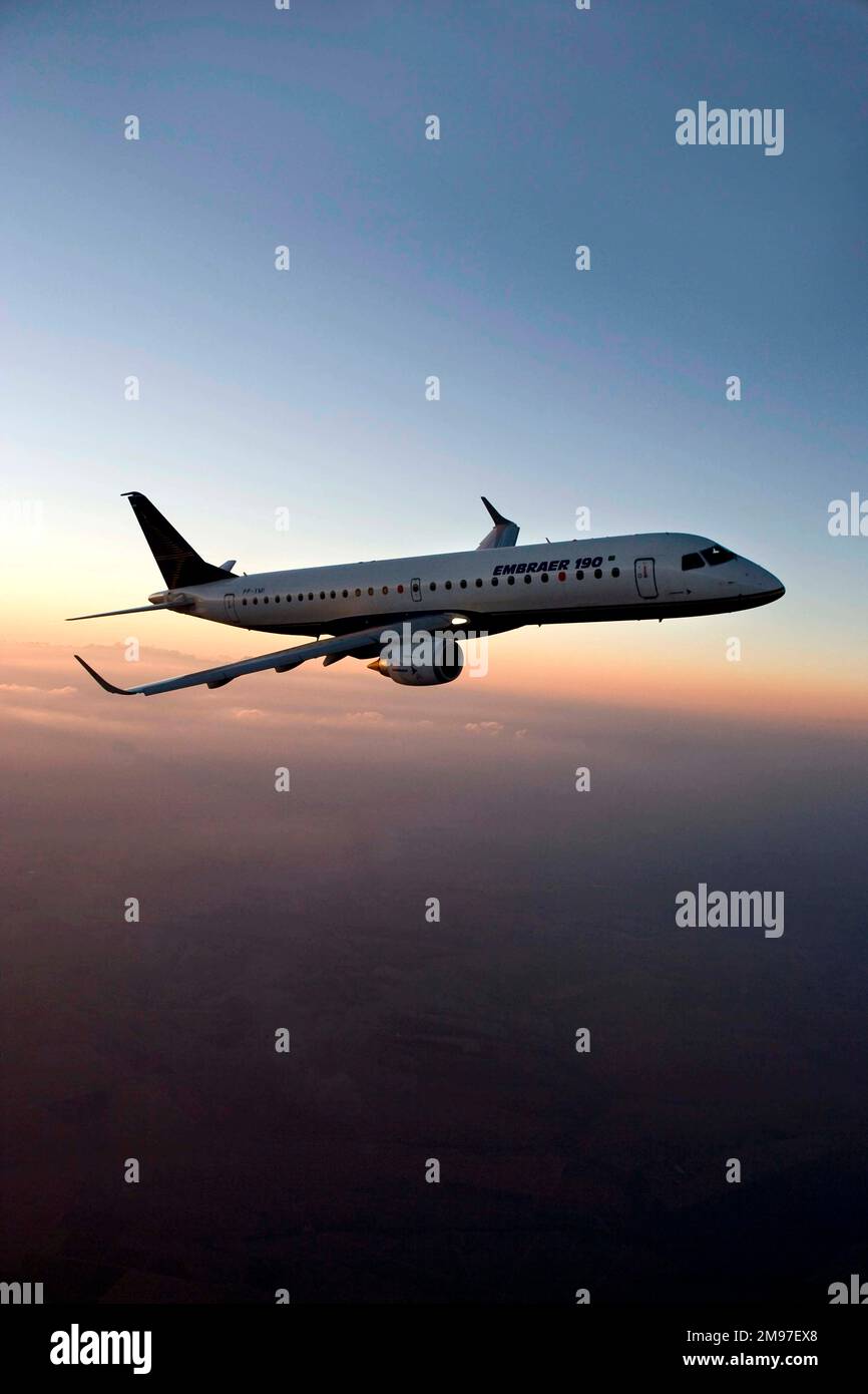 Embraer 190 banking -Co demo Stock Photo - Alamy