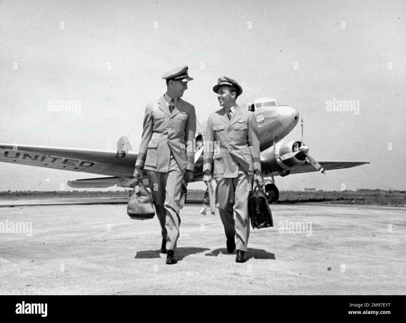 Douglas DC-3 of United with pilot and co-pilot, 1938 Stock Photo - Alamy