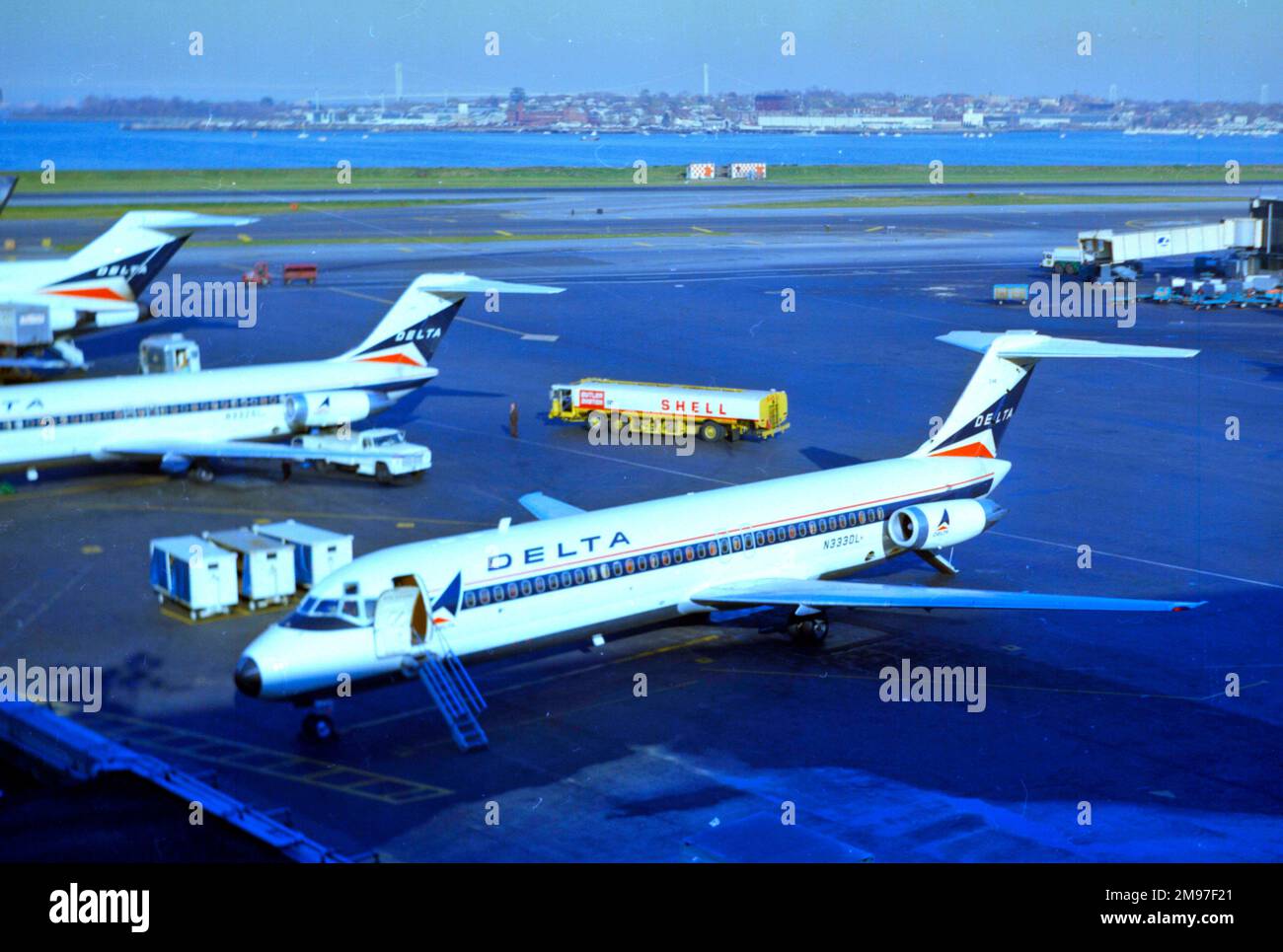 Douglas DC-9 30 - Photo by Hugh W. Cowin-Delta-11Nov74 Stock Photo - Alamy