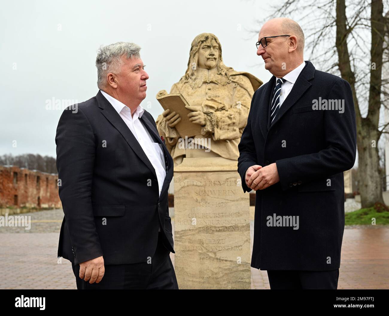 17 January 2023, Brandenburg, Altlandsberg: Dietmar Woidke (r ...