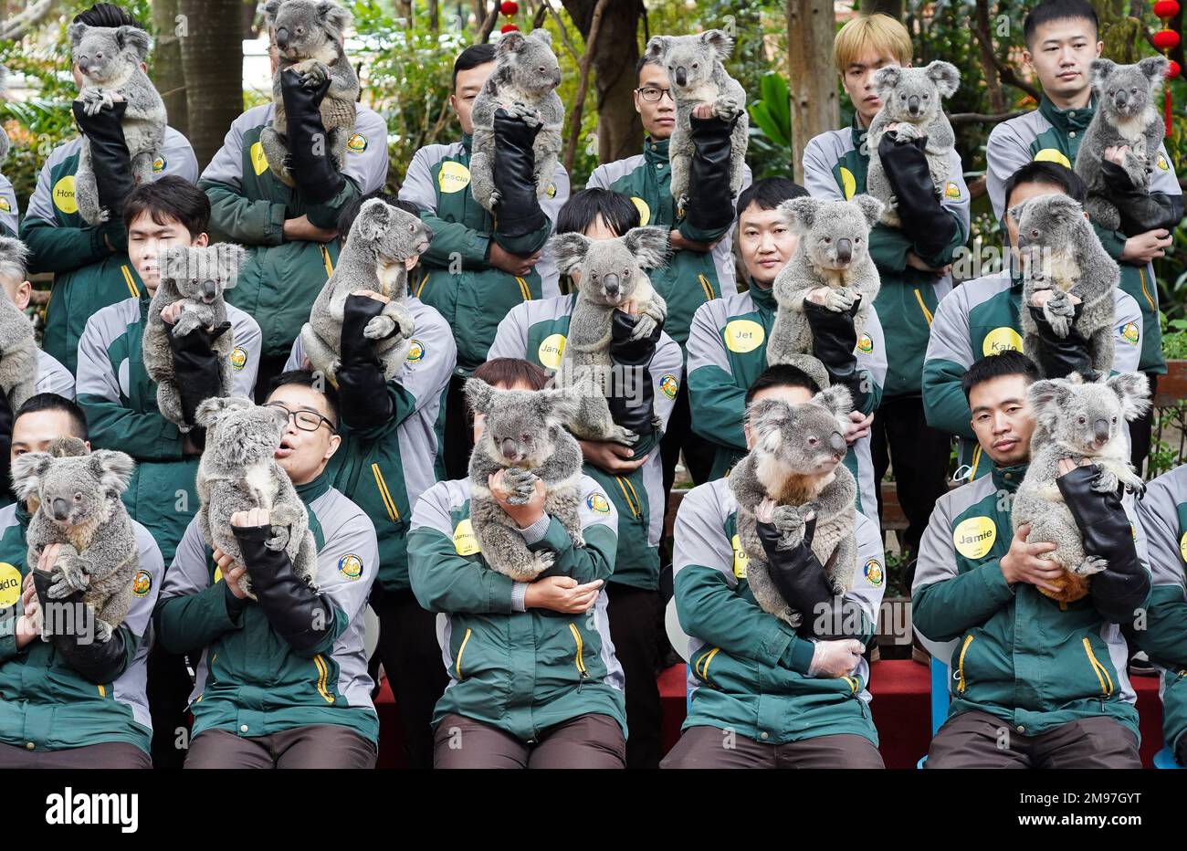 (230117) -- GUANGZHOU, Jan. 17, 2023 (Xinhua) -- Breeders pose for a ...