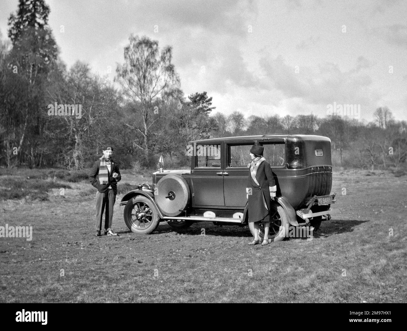 Cars in field hi-res stock photography and images - Alamy