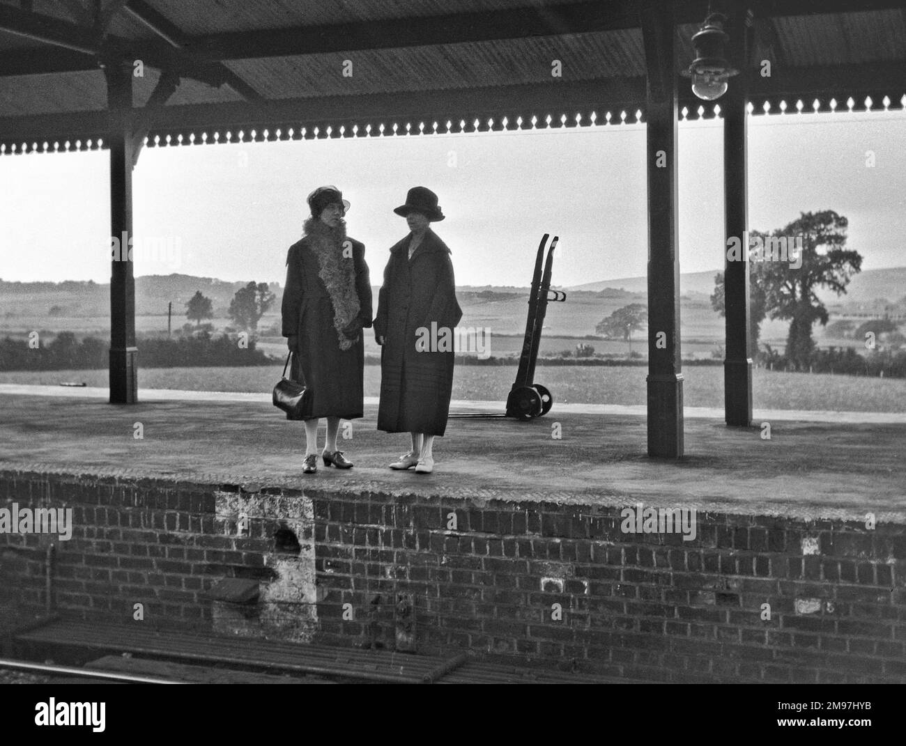 Station railway platform hi-res stock photography and images - Alamy