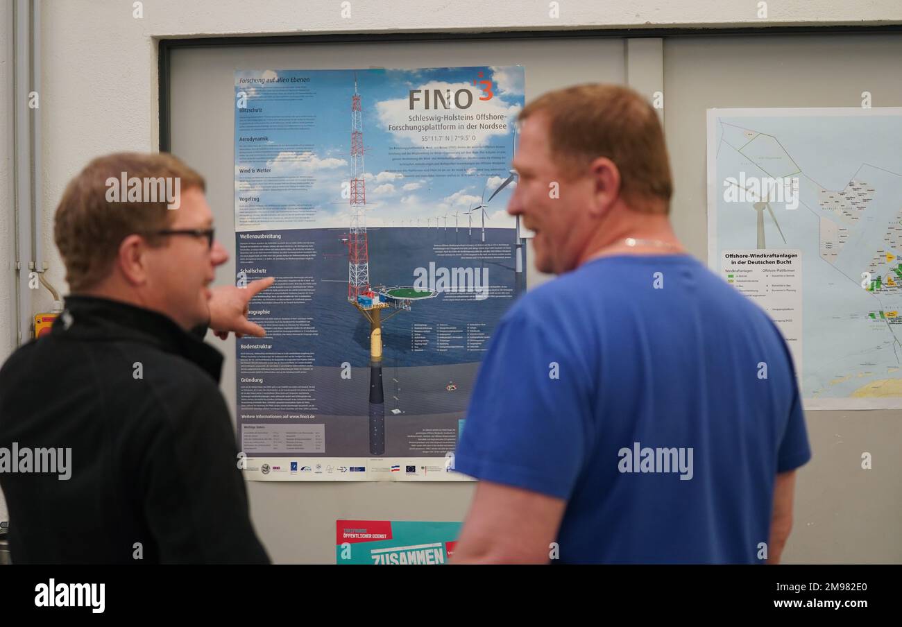 17 January 2023, Hamburg: Thomas Diercks (l), engineer and head of the ...