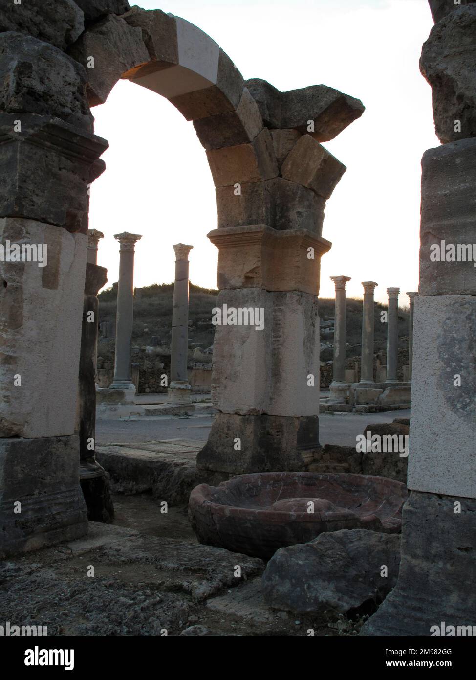 Roman triumphal arch 81 ad columns hi-res stock photography and images ...