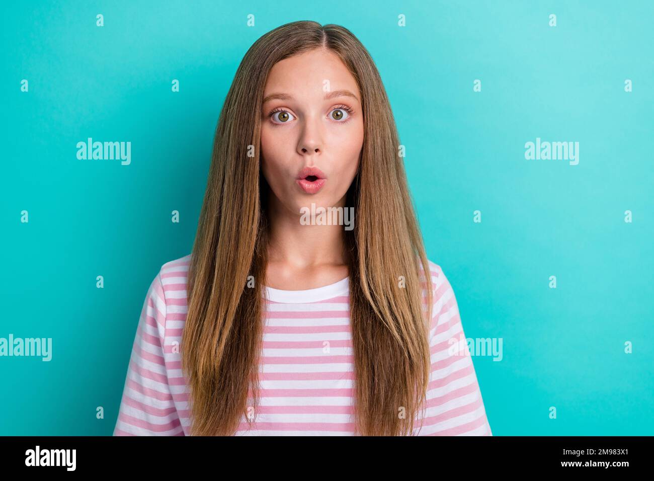 Photo of shocked speechless young girl pouted lips open mouth cant ...
