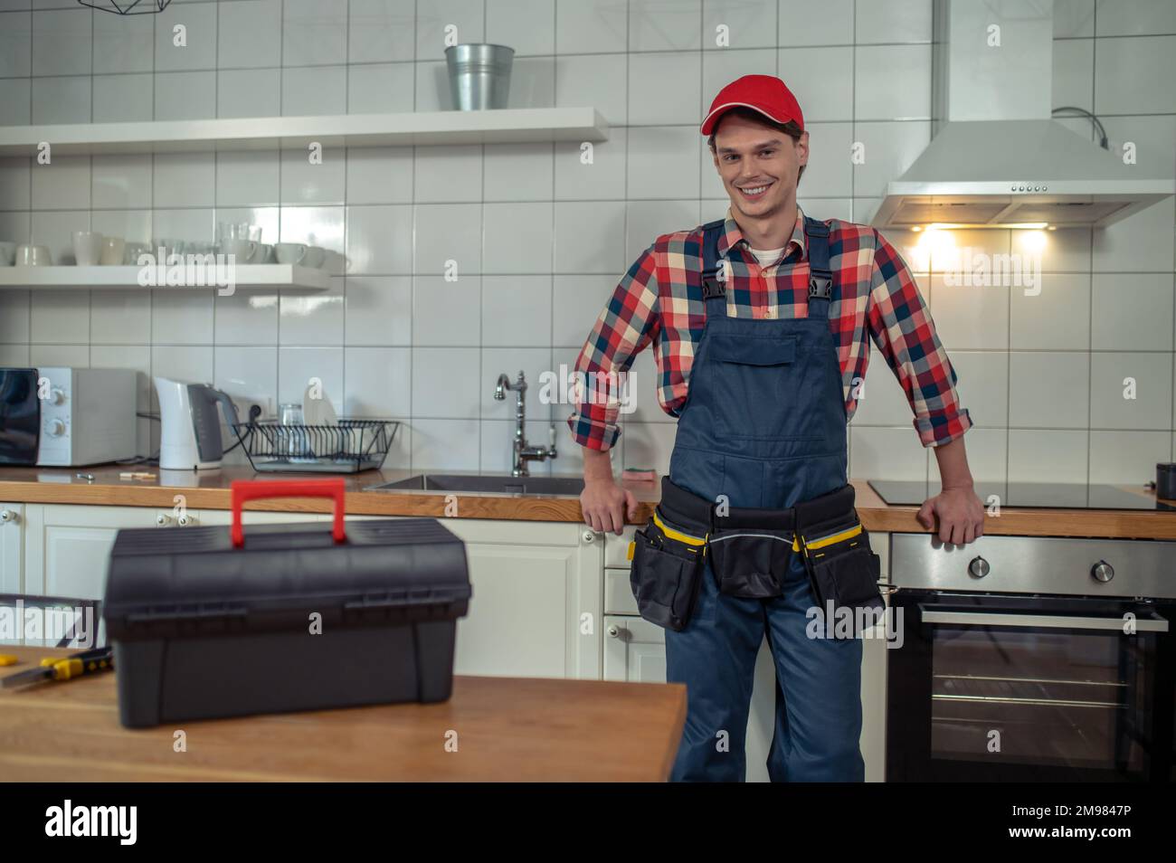 Man leaning against kitchen counter hi-res stock photography and images ...