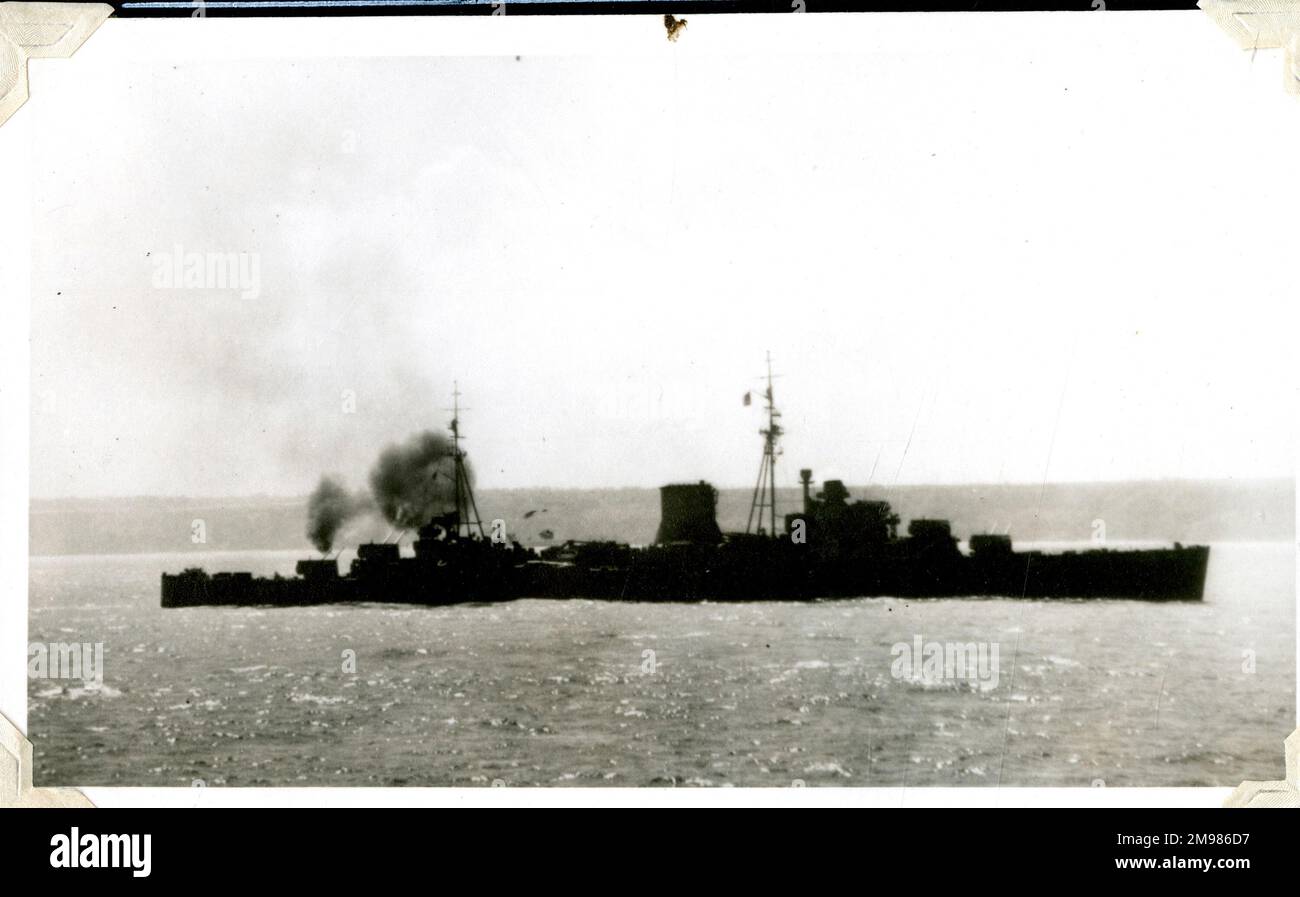 Ww2 warships smoke hi-res stock photography and images - Alamy