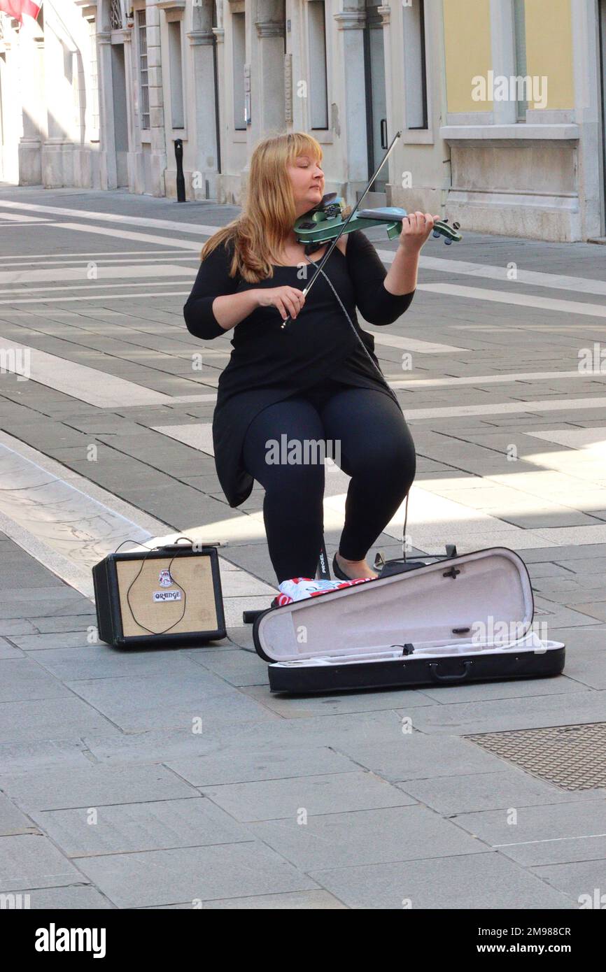 A street musician performing hi-res stock photography and images - Alamy