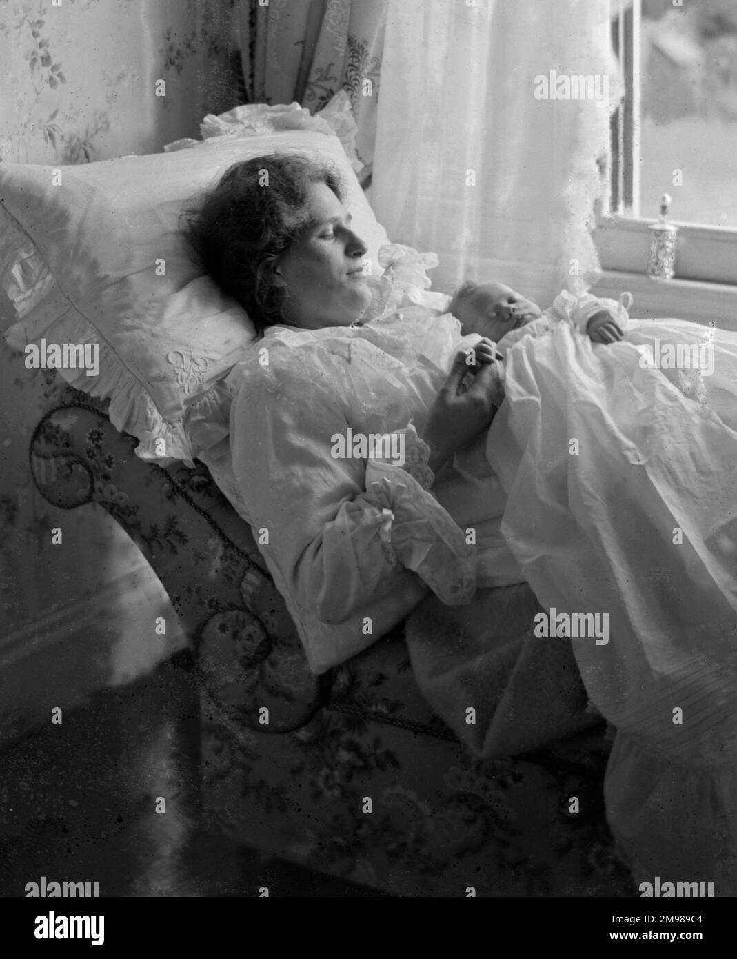 Victorian mother reclining with her baby Stock Photo - Alamy
