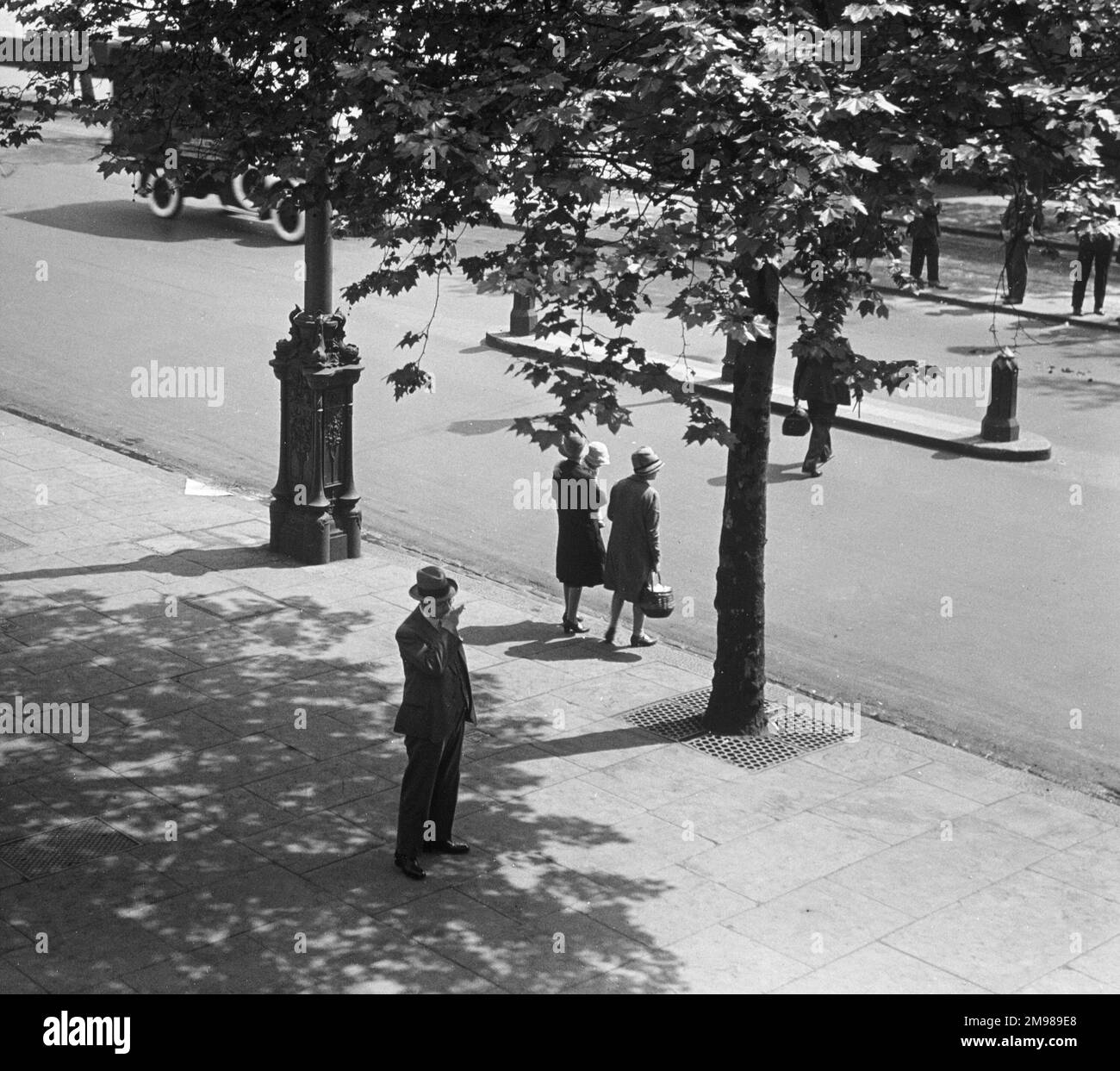 Pedestrians street 1930s hi-res stock photography and images - Alamy