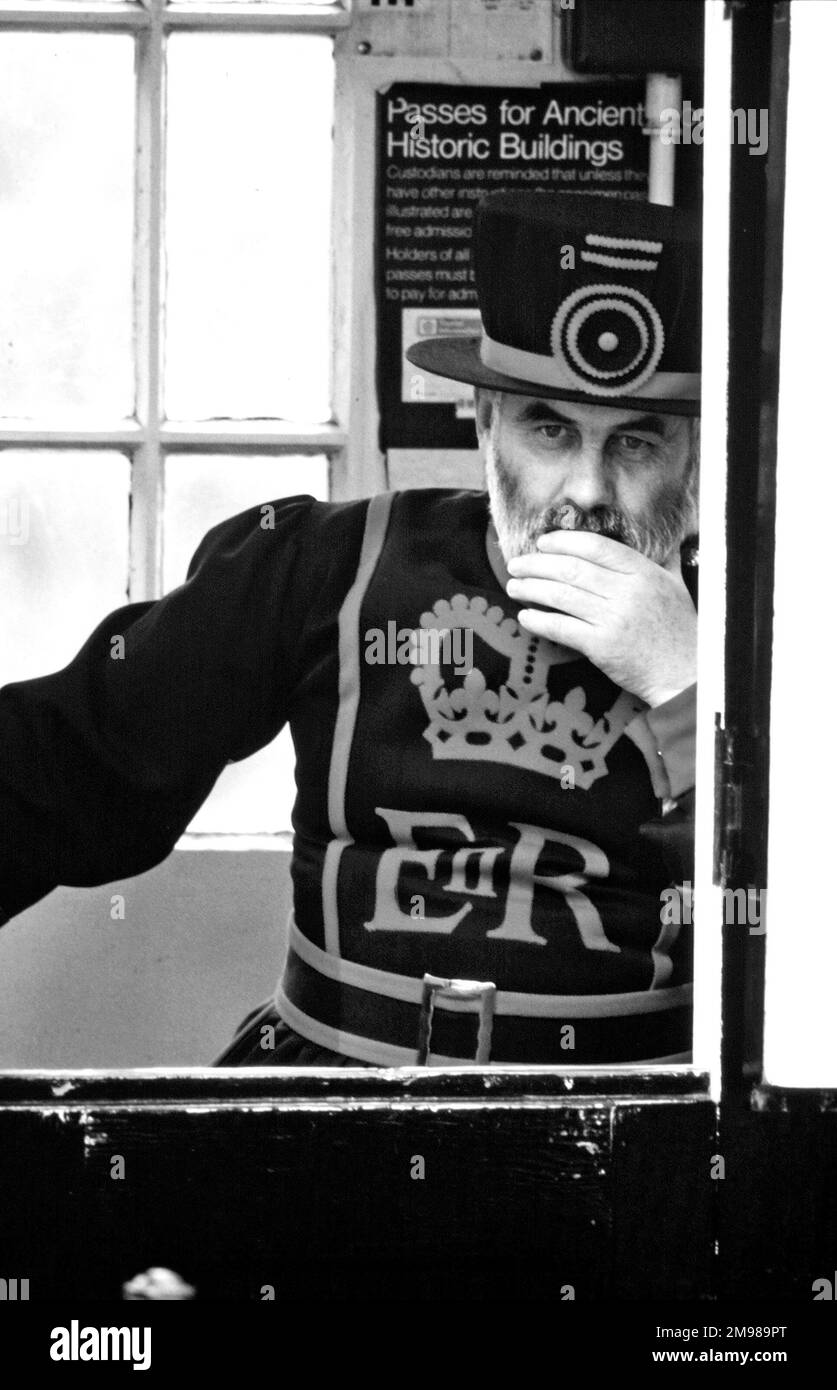 Tower of london beefeater Black and White Stock Photos & Images - Alamy