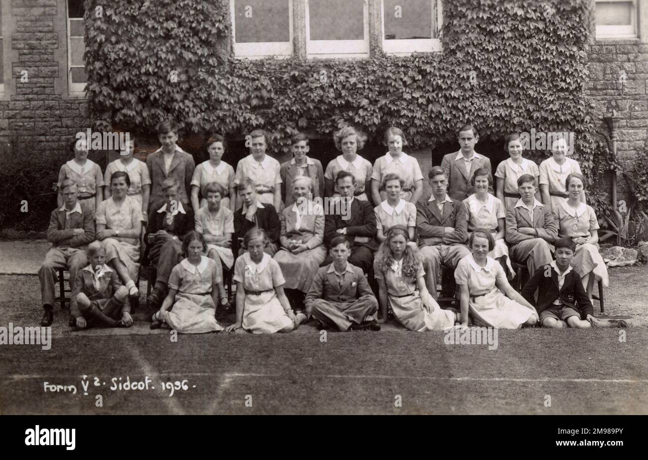 Group photo, pupils and teachers of Form V2 at Sidcot School, Winscombe, North Somerset, an ...