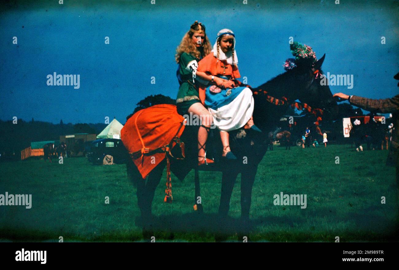 Medieval costume hi-res stock photography and images - Alamy