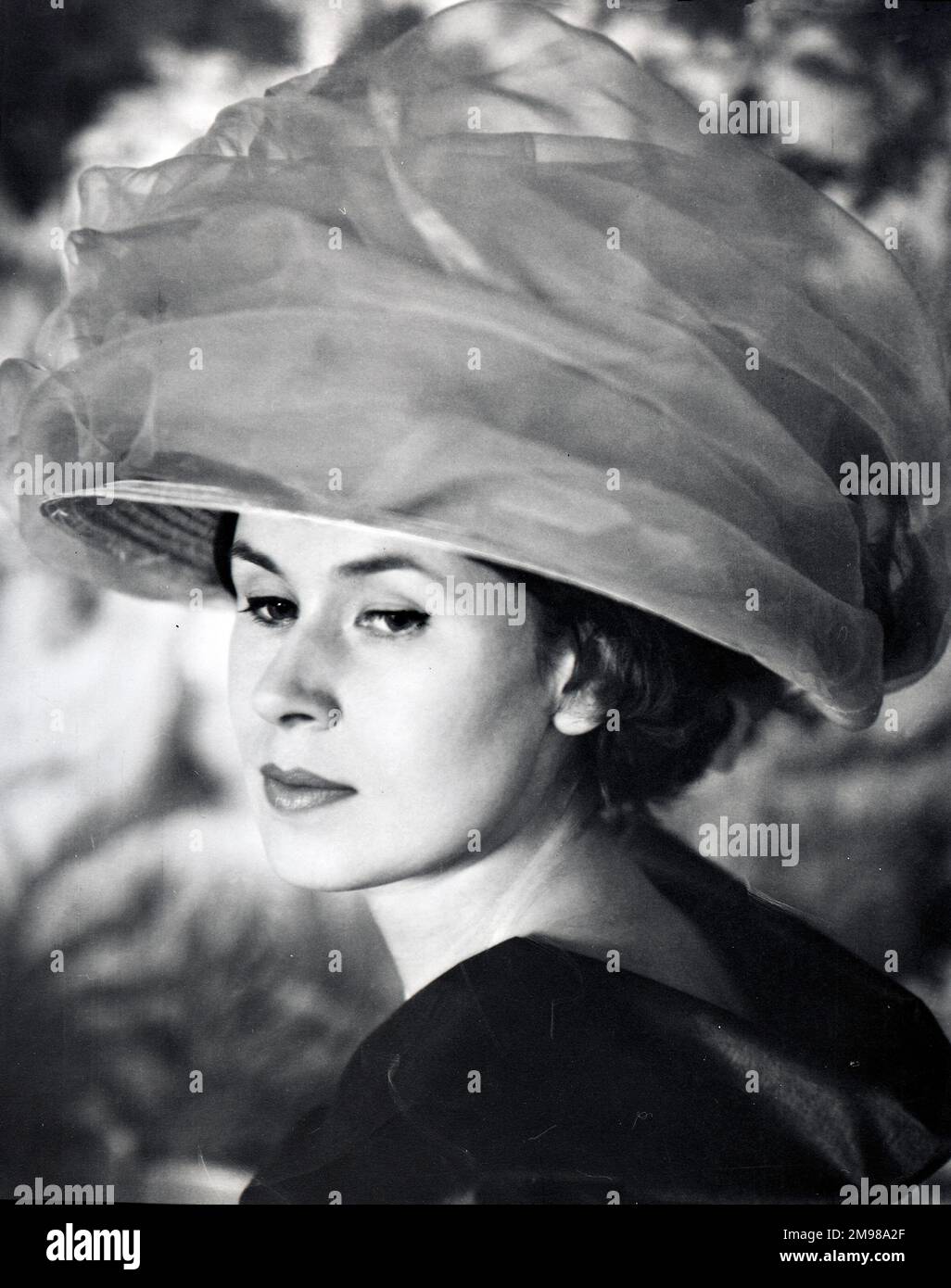 Beaton style hi-res stock photography and images - Alamy