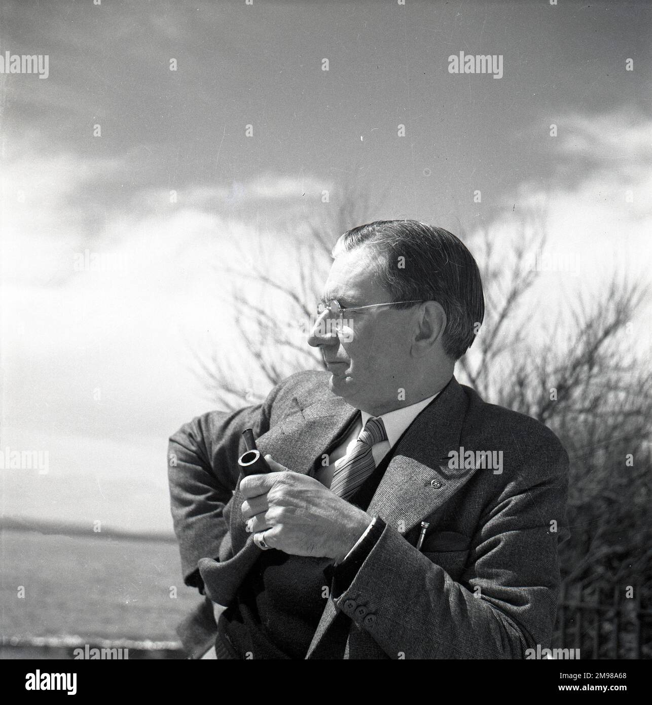 1950s man with pipe hi-res stock photography and images - Alamy