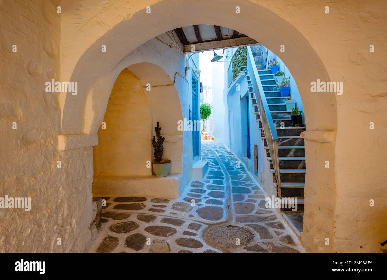 Narrow greek street hi-res stock photography and images - Alamy