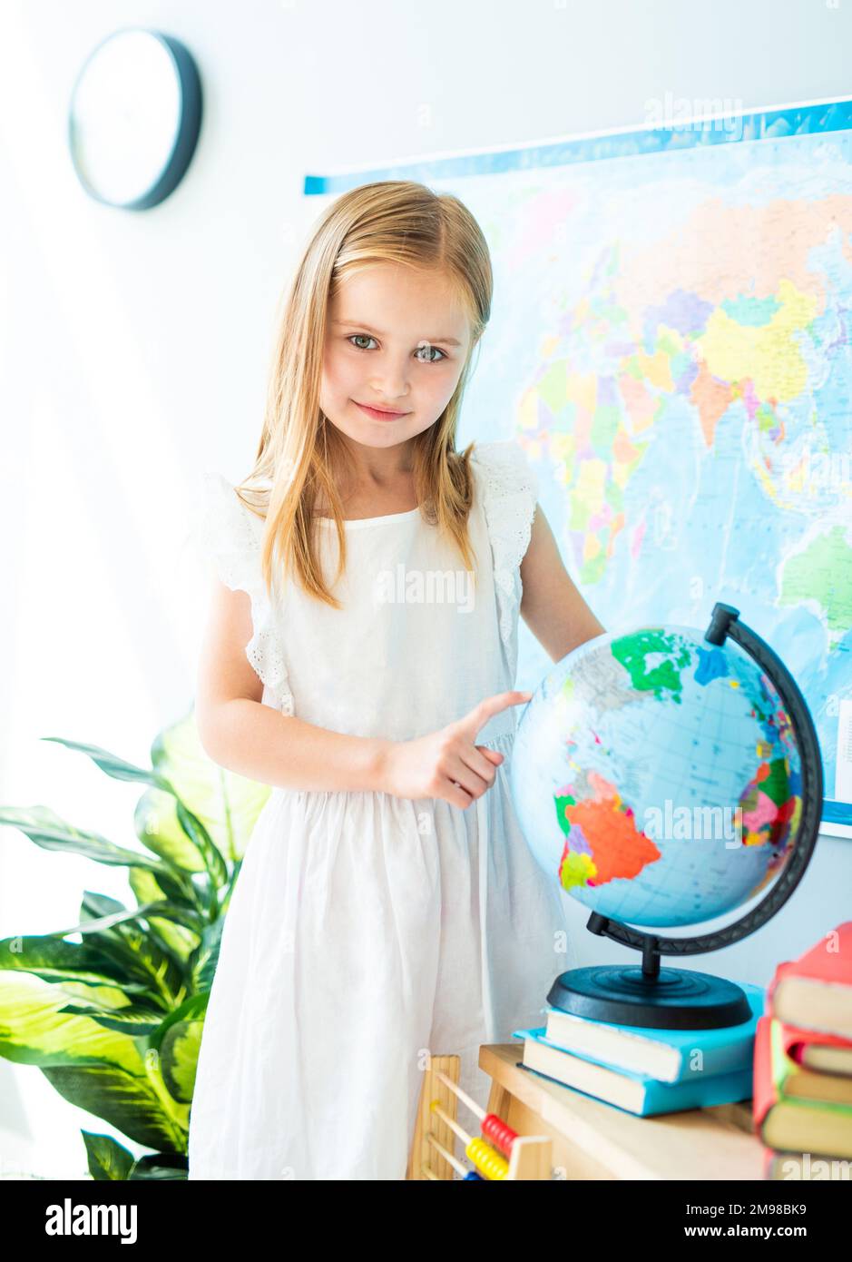 Child pointing world map hi-res stock photography and images - Alamy