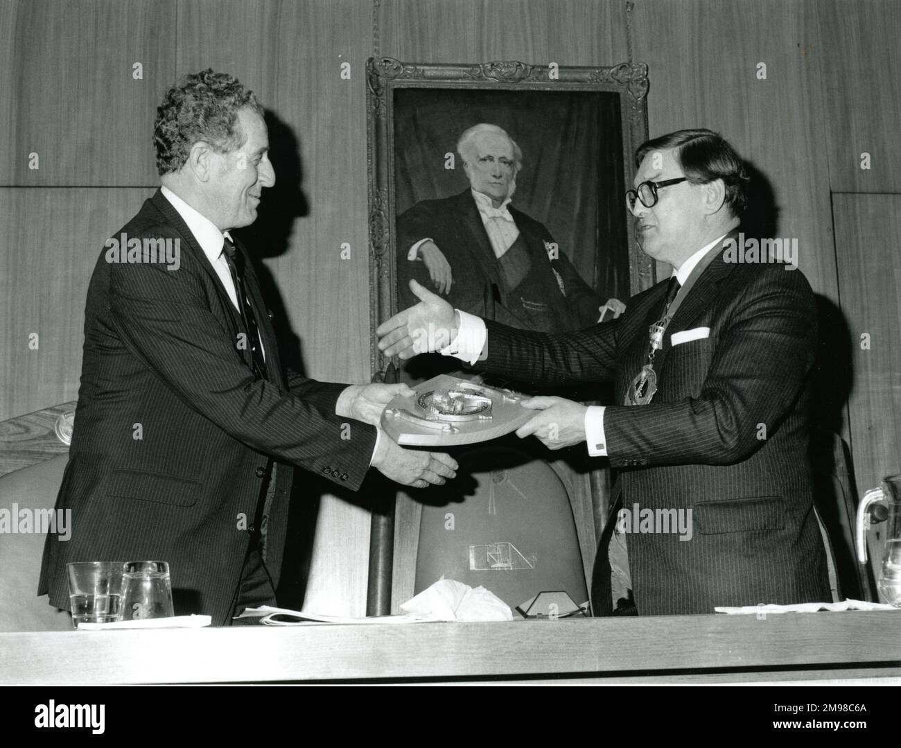 Henry thomas 1986 hi-res stock photography and images - Alamy